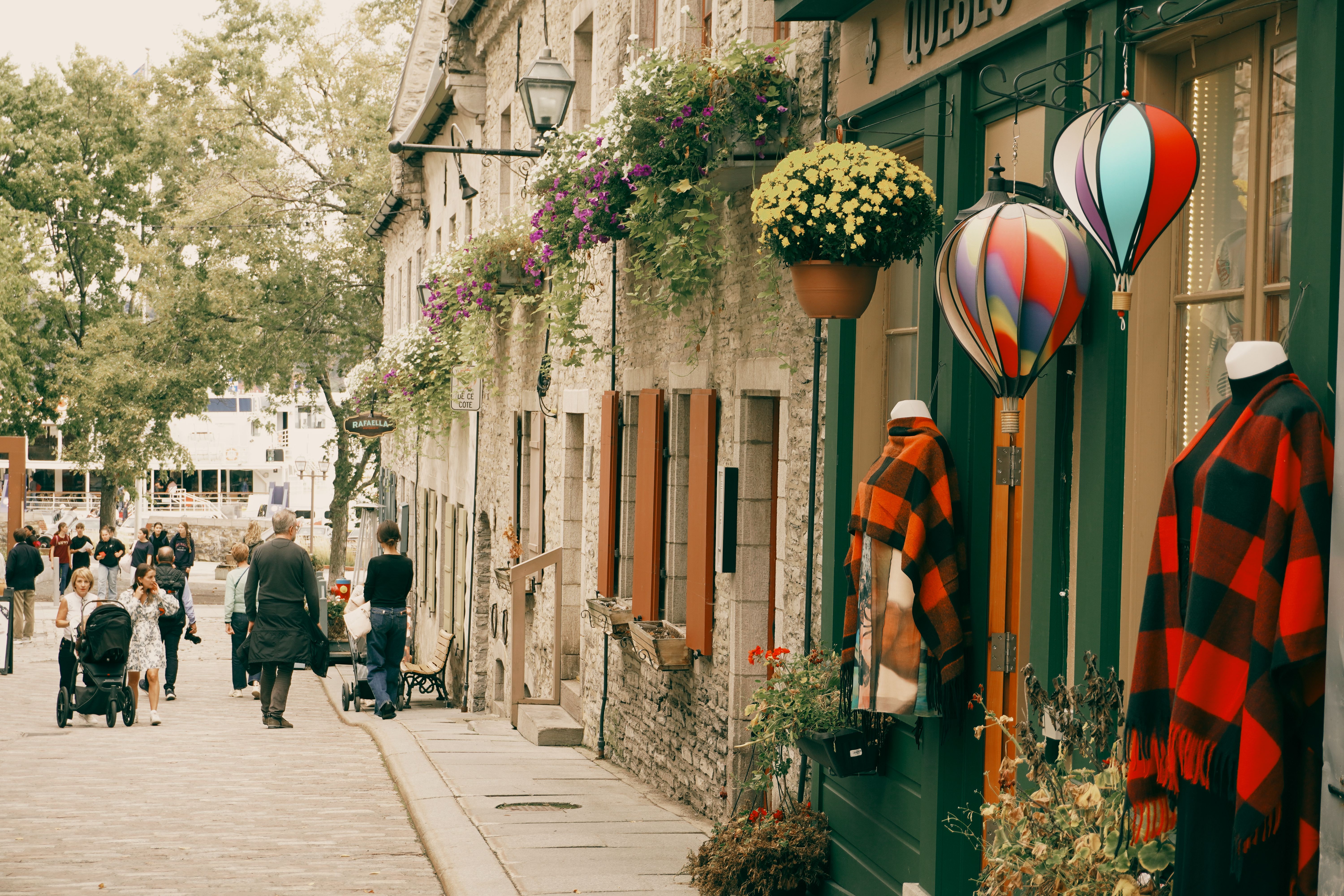 Charming Street in Old Québec with Colorful Decor · Free Stock Photo