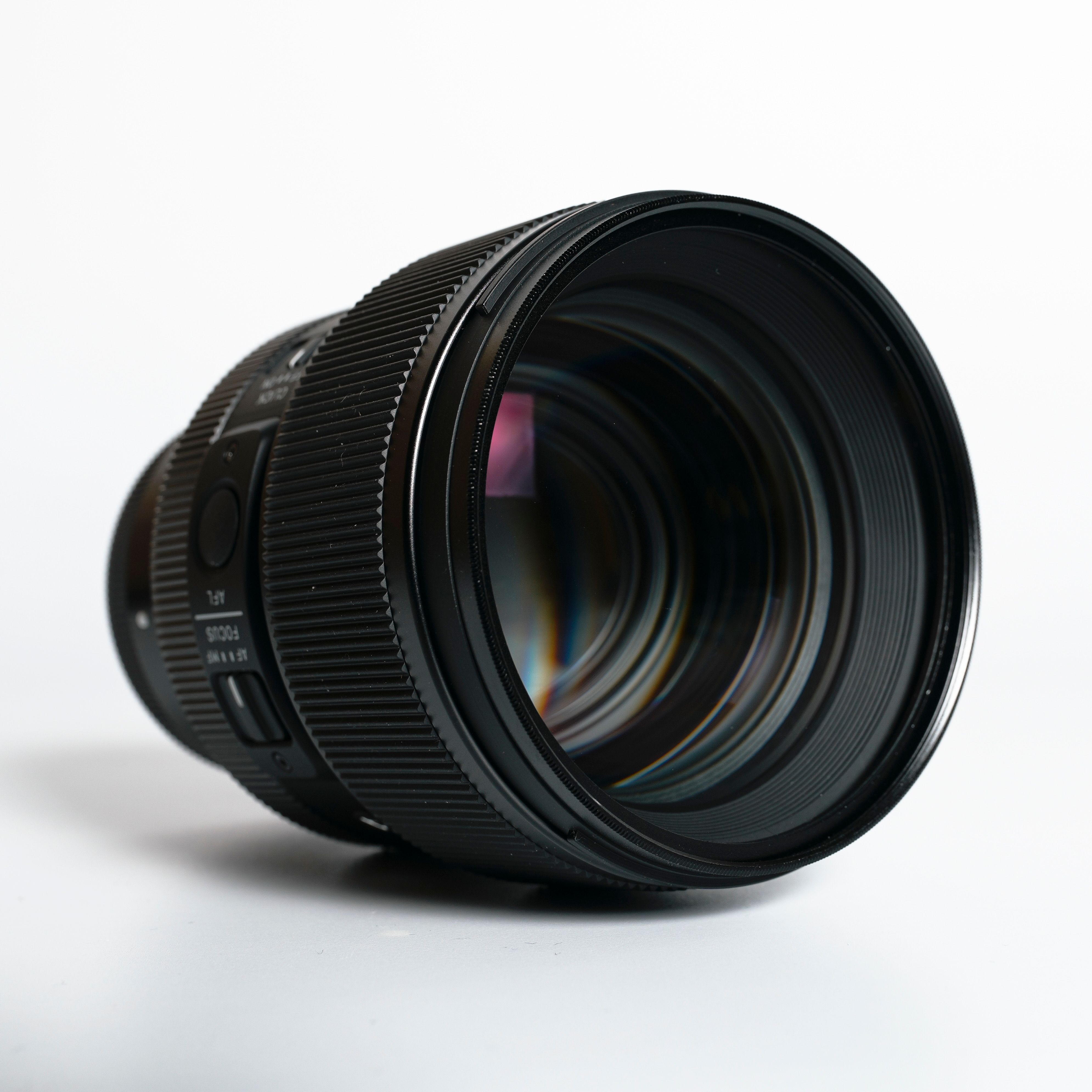 Close-up of Camera Lens with Reflection Effects · Free Stock Photo