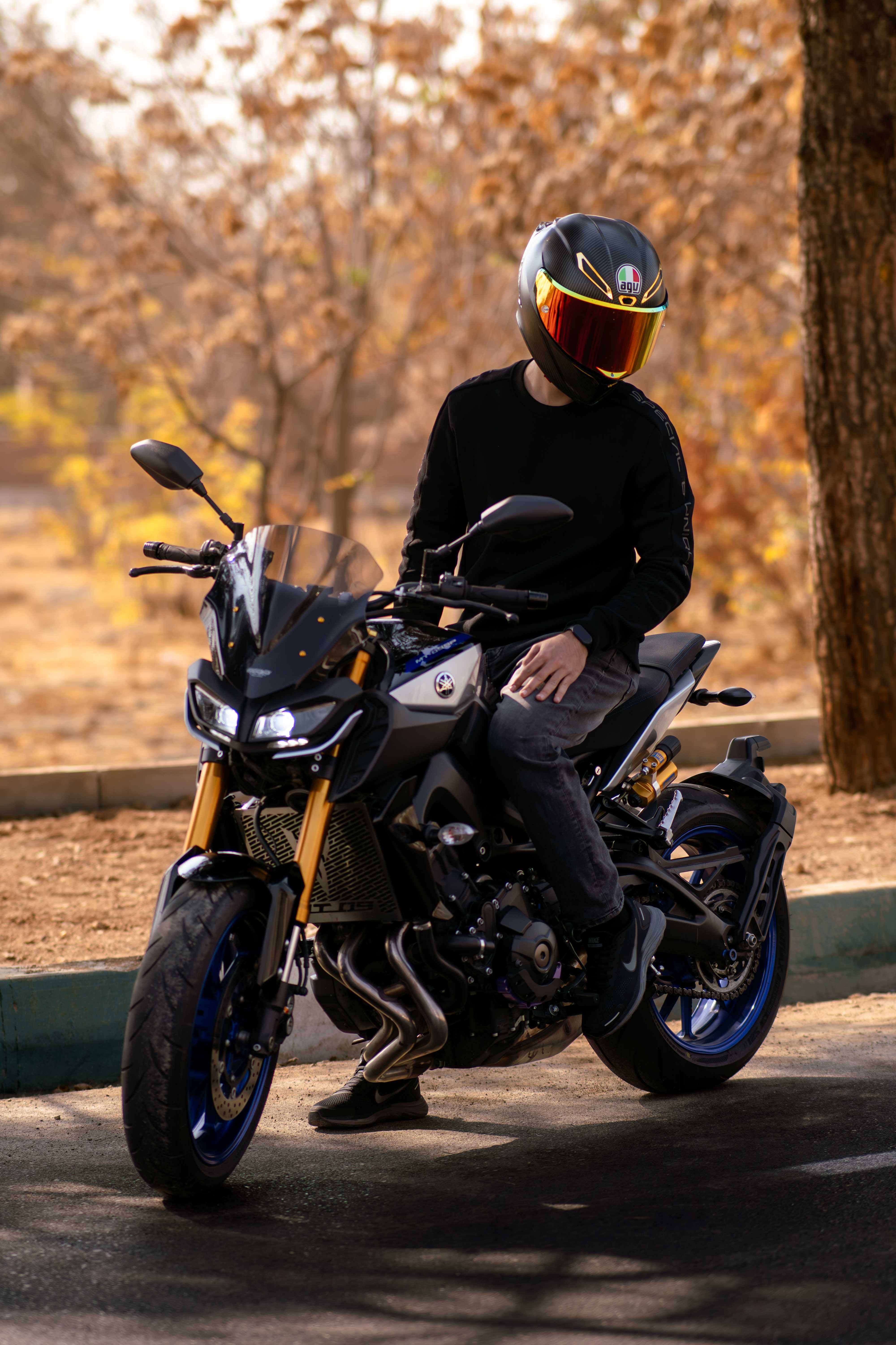 Motociclista Estiloso Em Um Parque De Teerã · Foto profissional gratuita