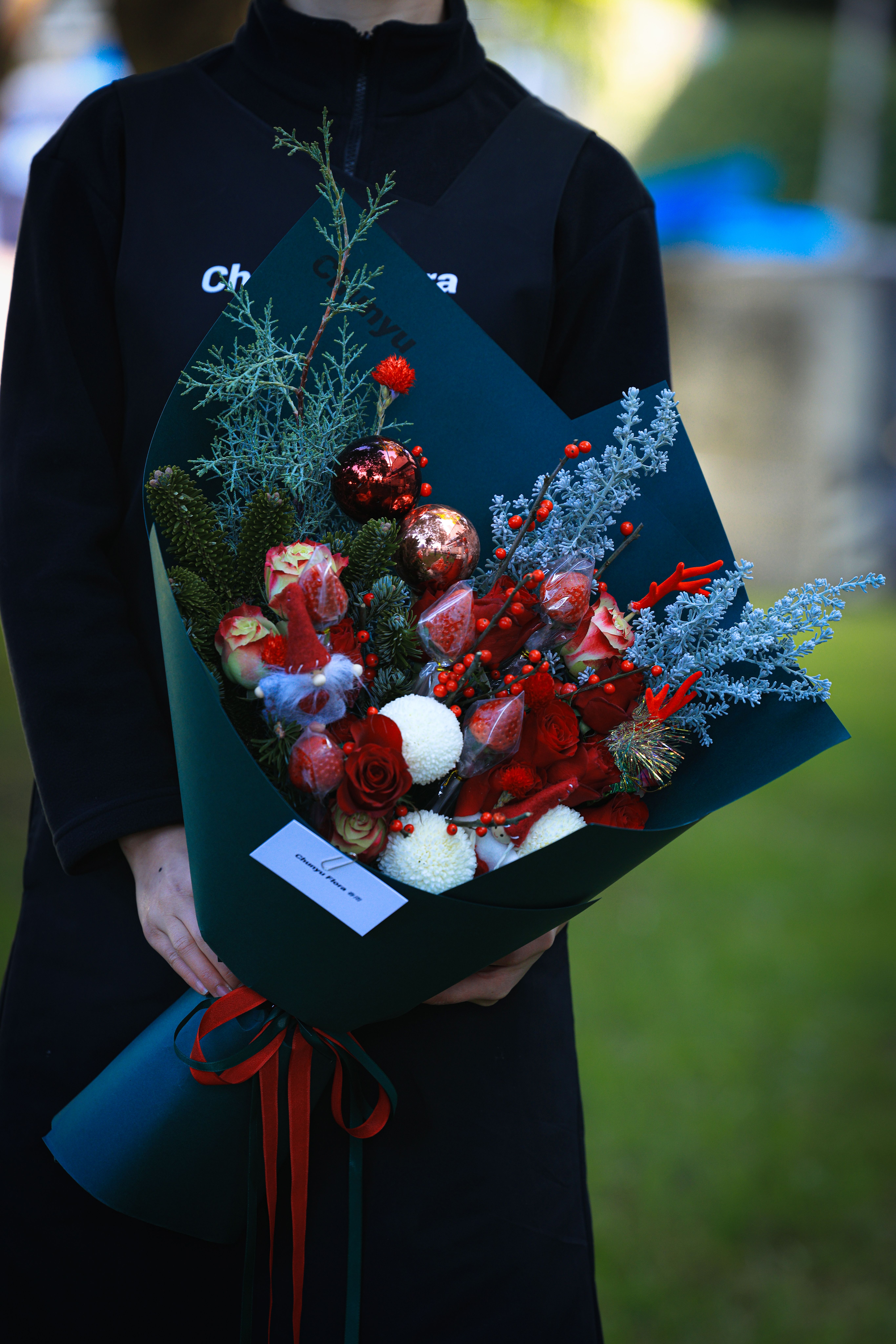Elegant Seasonal Floral Bouquet Display · Free Stock Photo