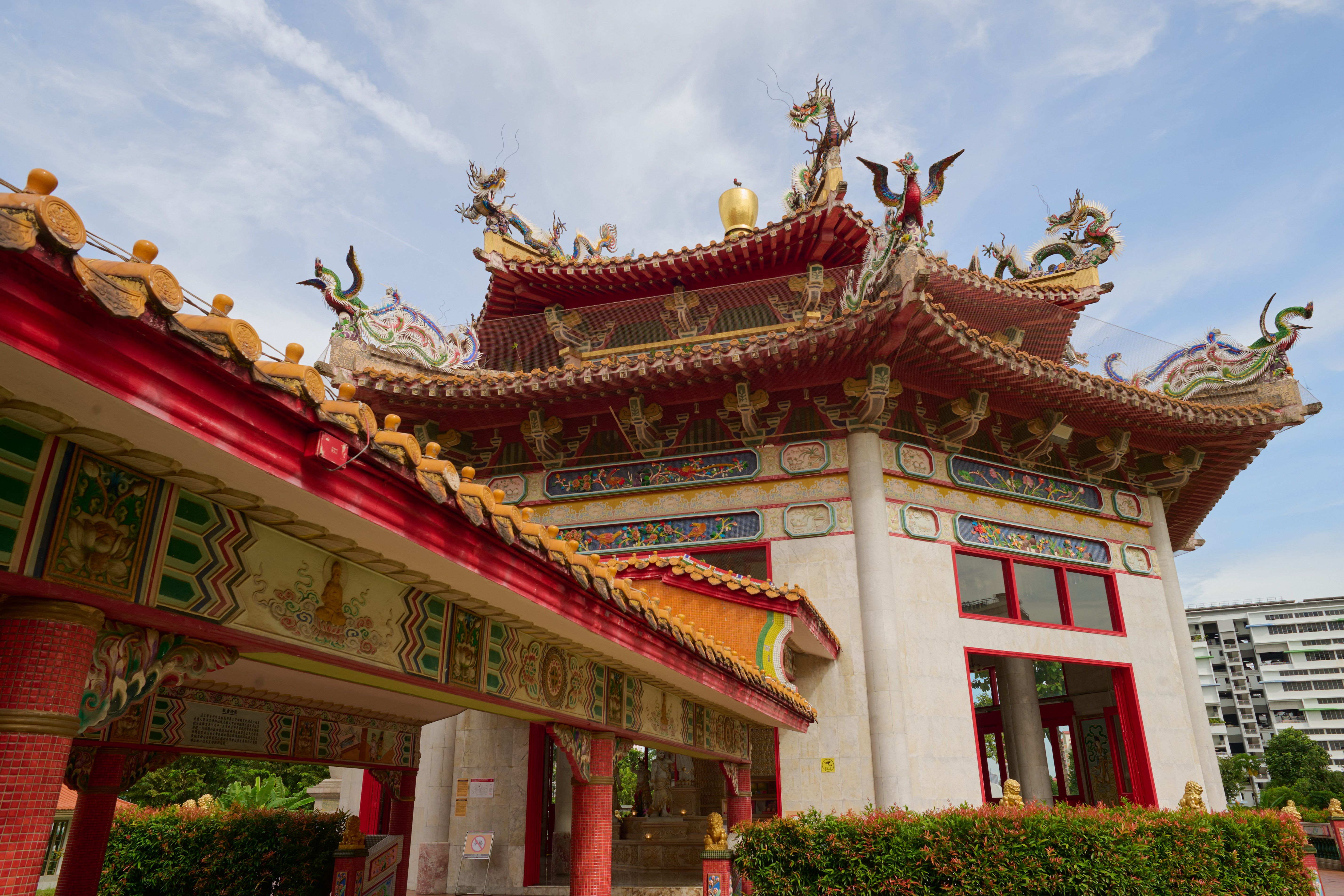 Stunning Chinese Temple Exterior with Ornate Roof · Free Stock Photo