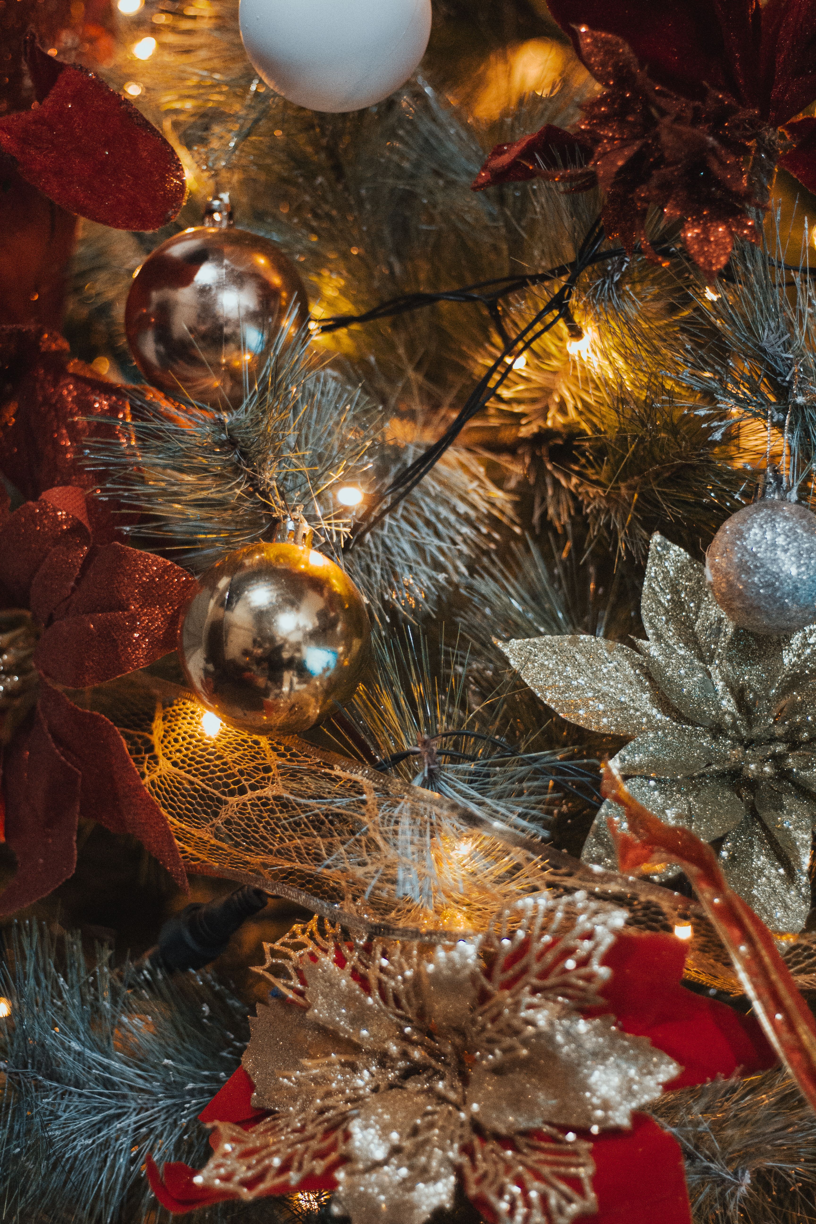 Festive Christmas Tree with Elegant Decorations · Free Stock Photo
