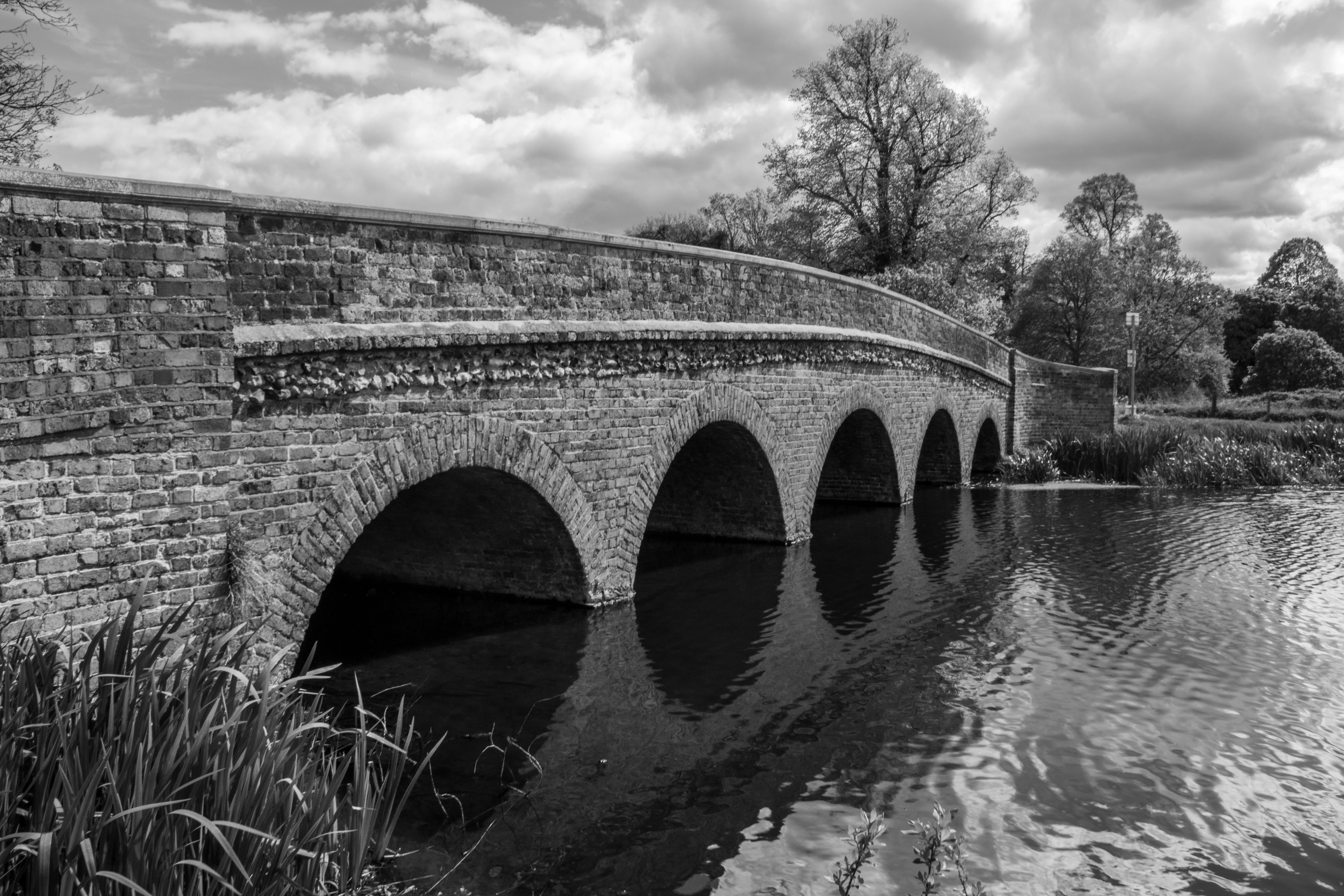 강, 건축, 경치, 고요한, 고전 건축, 구름 낀 하늘, 그림 같은, 나무, 농촌 풍경, 다리, 대칭, 돌다리, 모노, 문화 ...