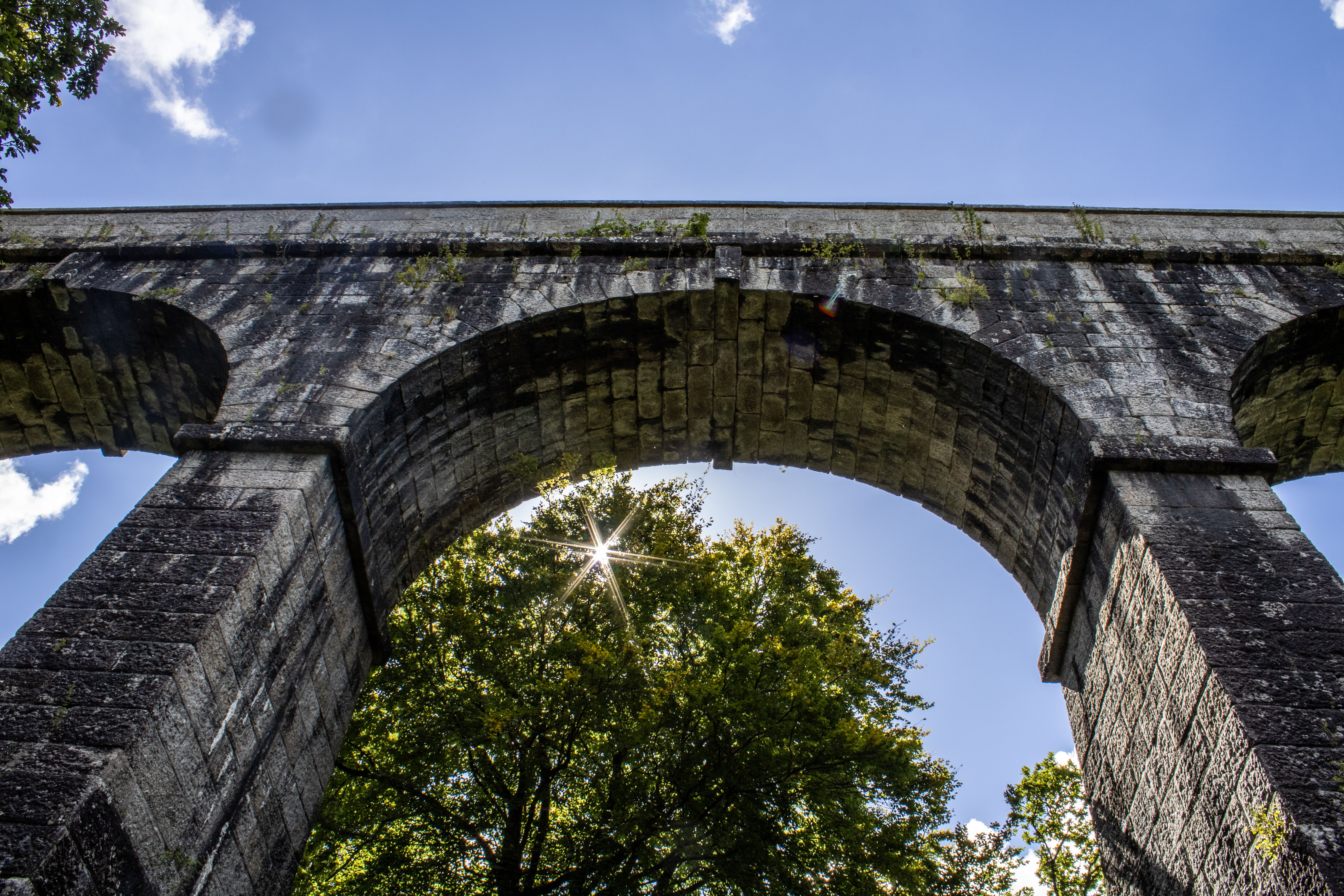 Ponte Histórica De Arcos De Pedra Com Efeito De Raio De Sol · Foto ...