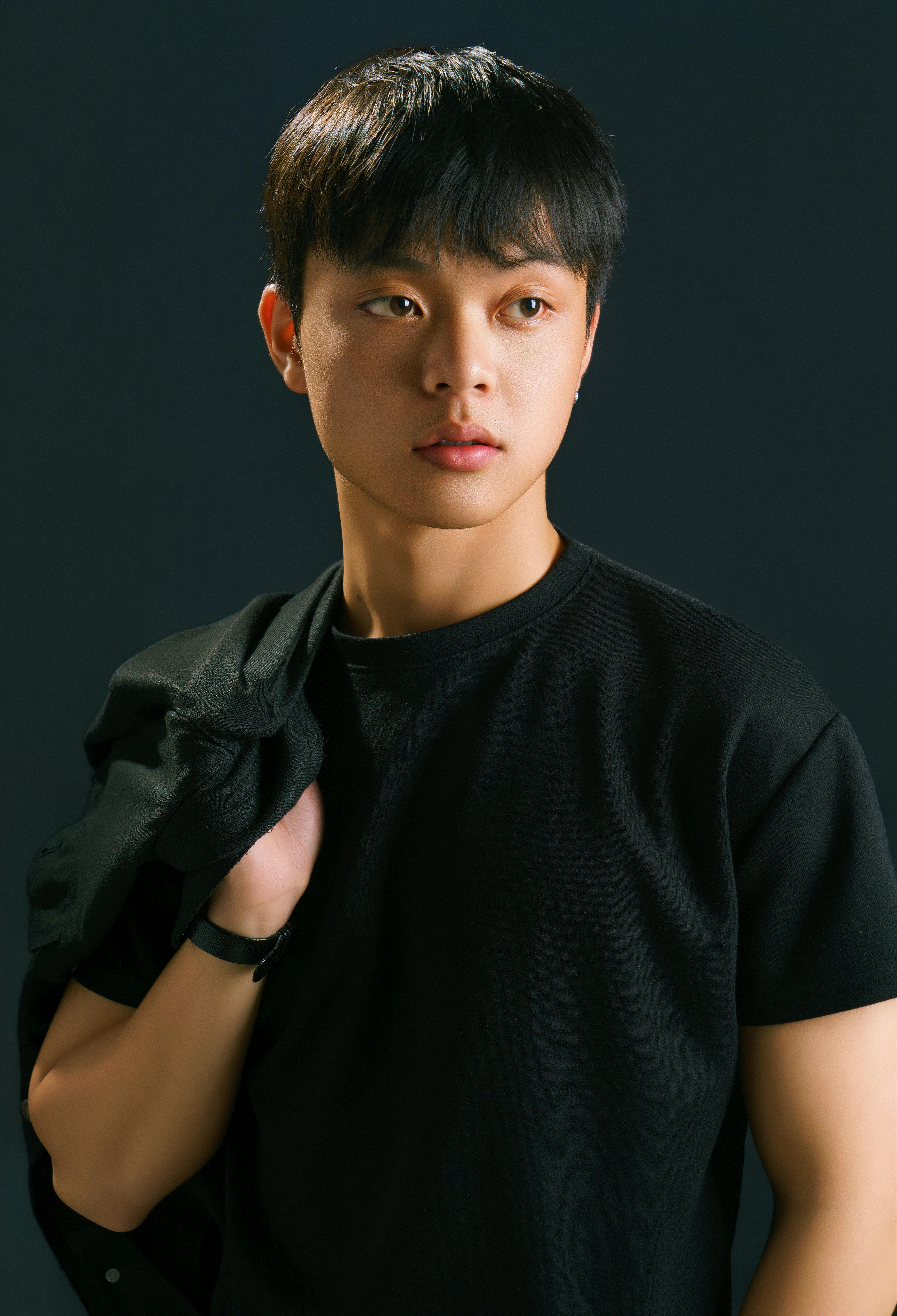 Retrato De Estudio De Un Hombre Asiático Elegante Con Camiseta Negra ...