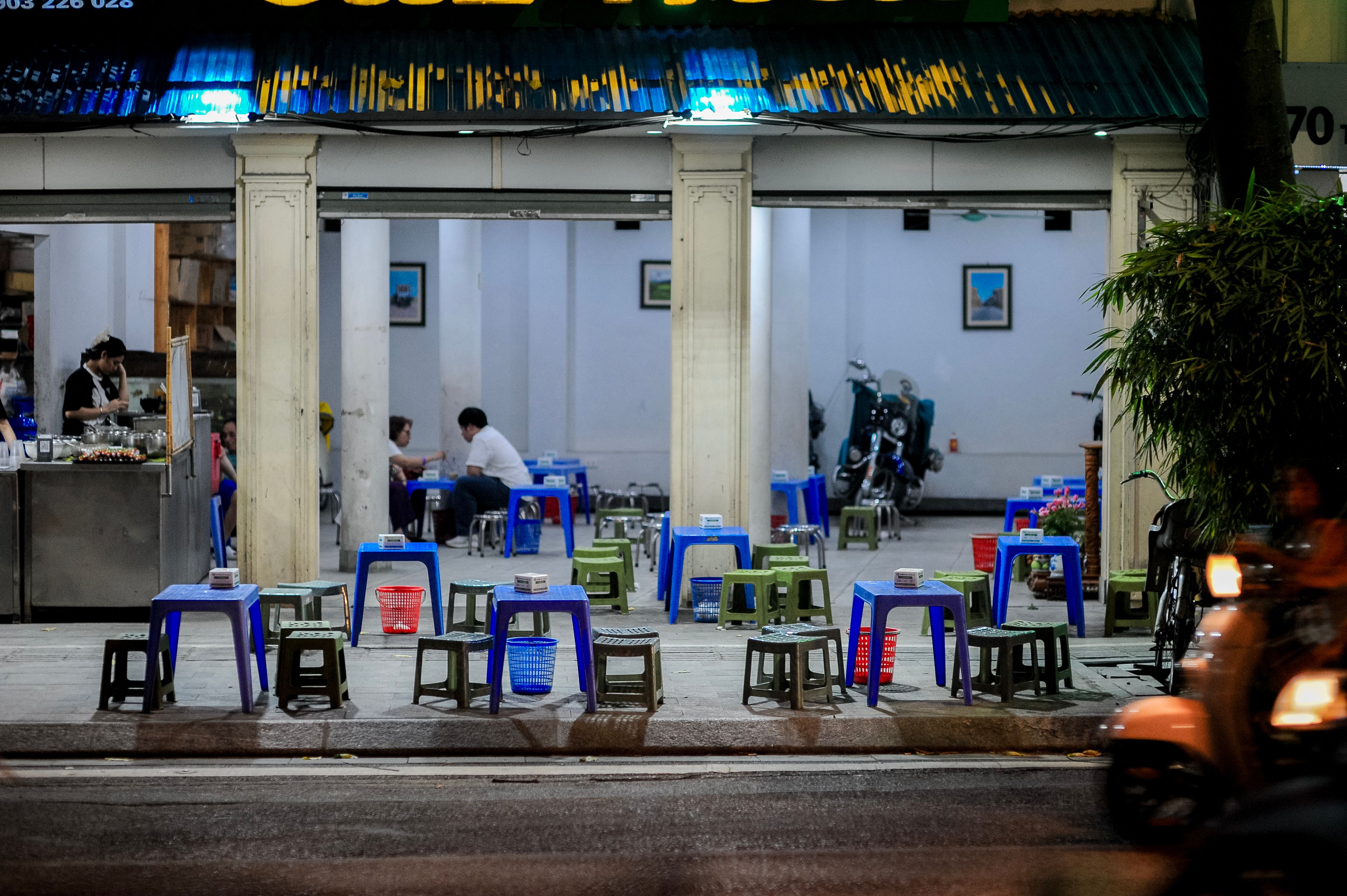 Nighttime Street Food Restaurant Scene with Plastic Chairs · Free Stock ...