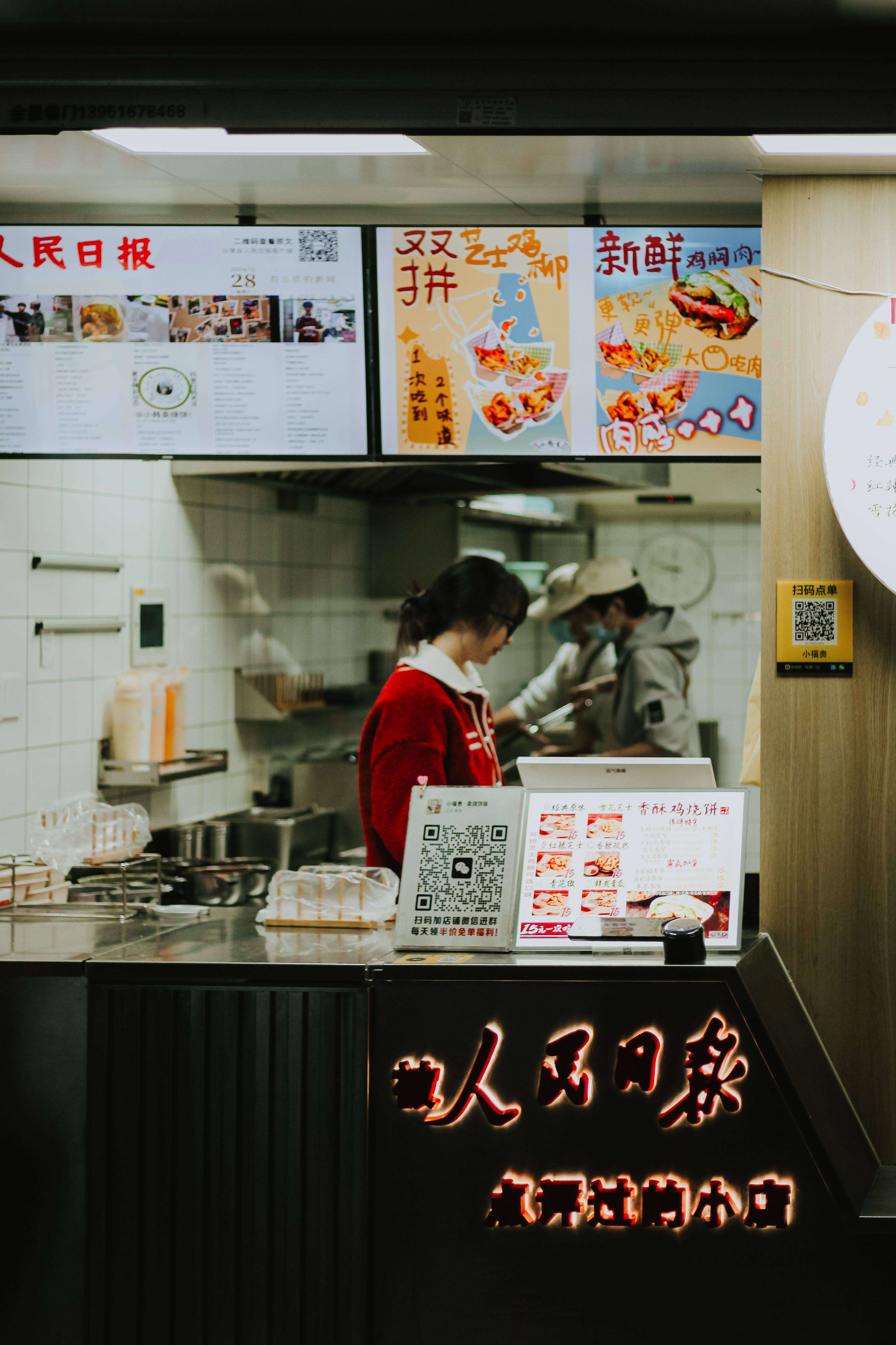 Vibrant Nanjing Night Market Food Stall · Free Stock Photo