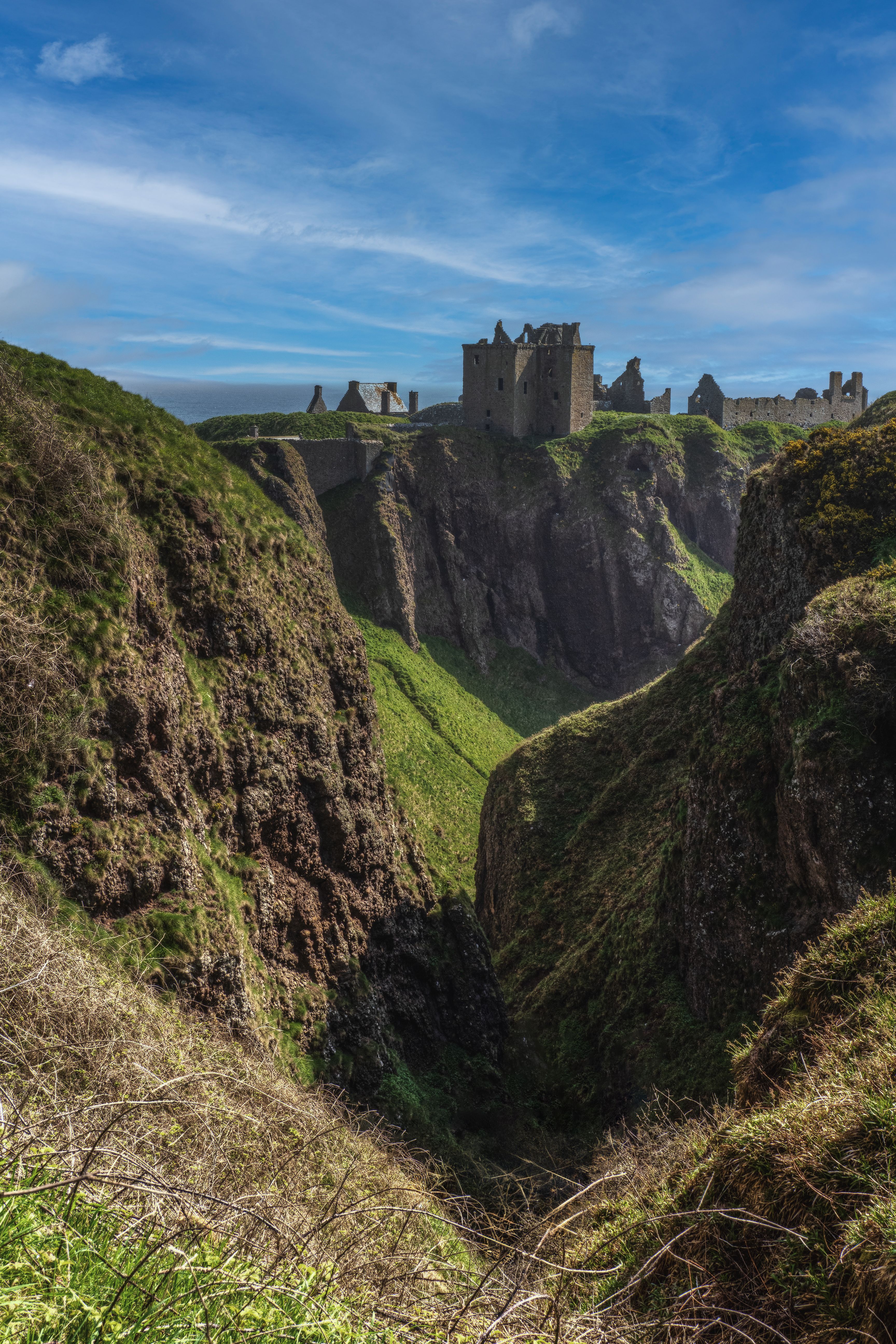 Majestic Dunnottar Castle on Scottish Cliffs · Free Stock Photo