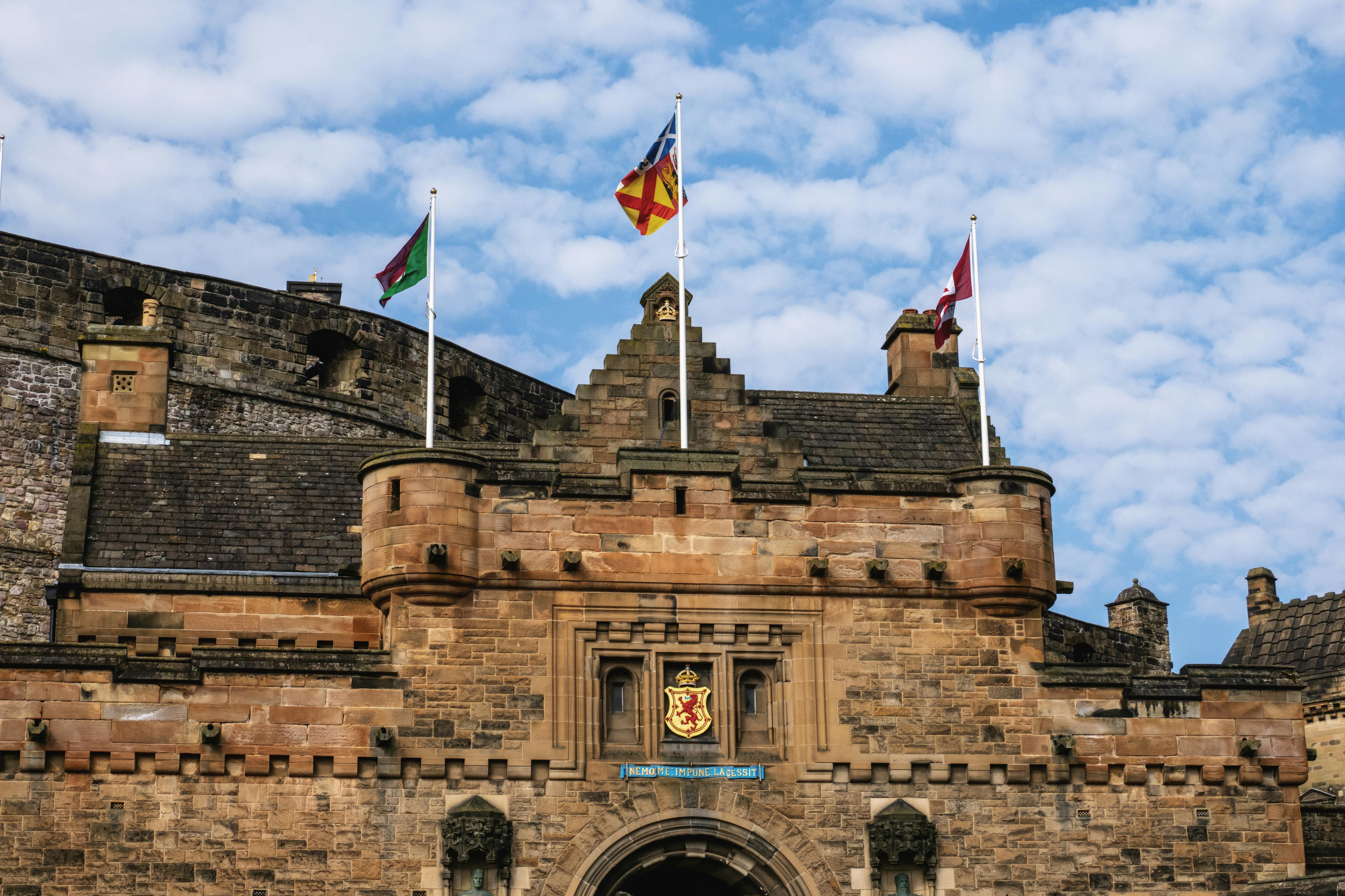 Entrada Al Castillo De Edimburgo Con Banderas · Foto de stock gratuita