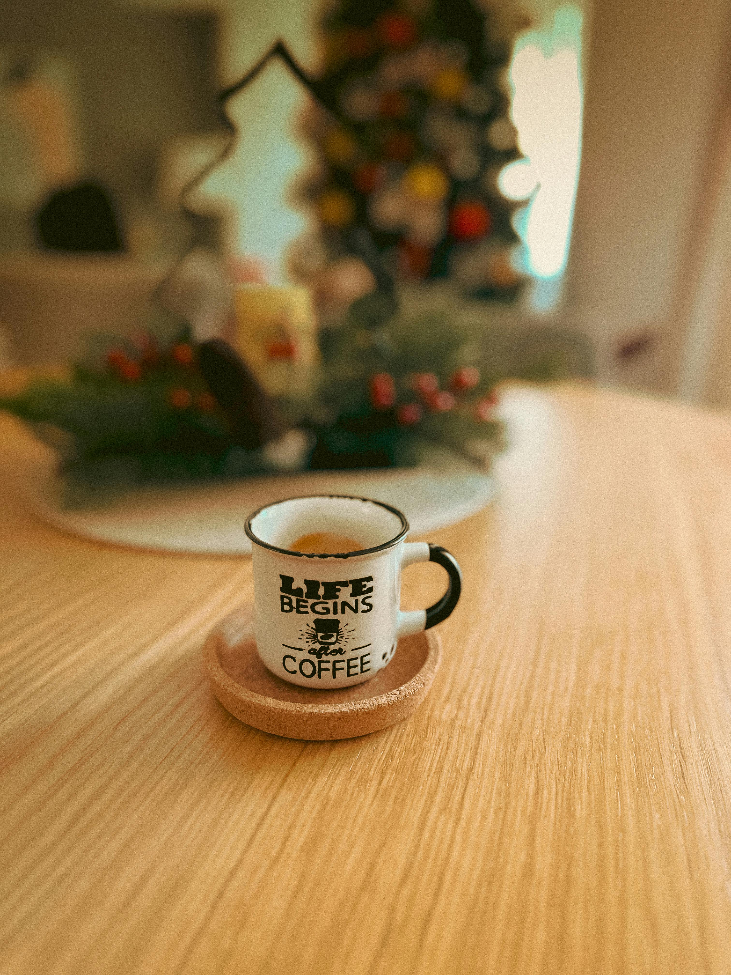 Una Pequeña Taza De Espresso Sobre Una Mesa De Madera Con Un Suave ...