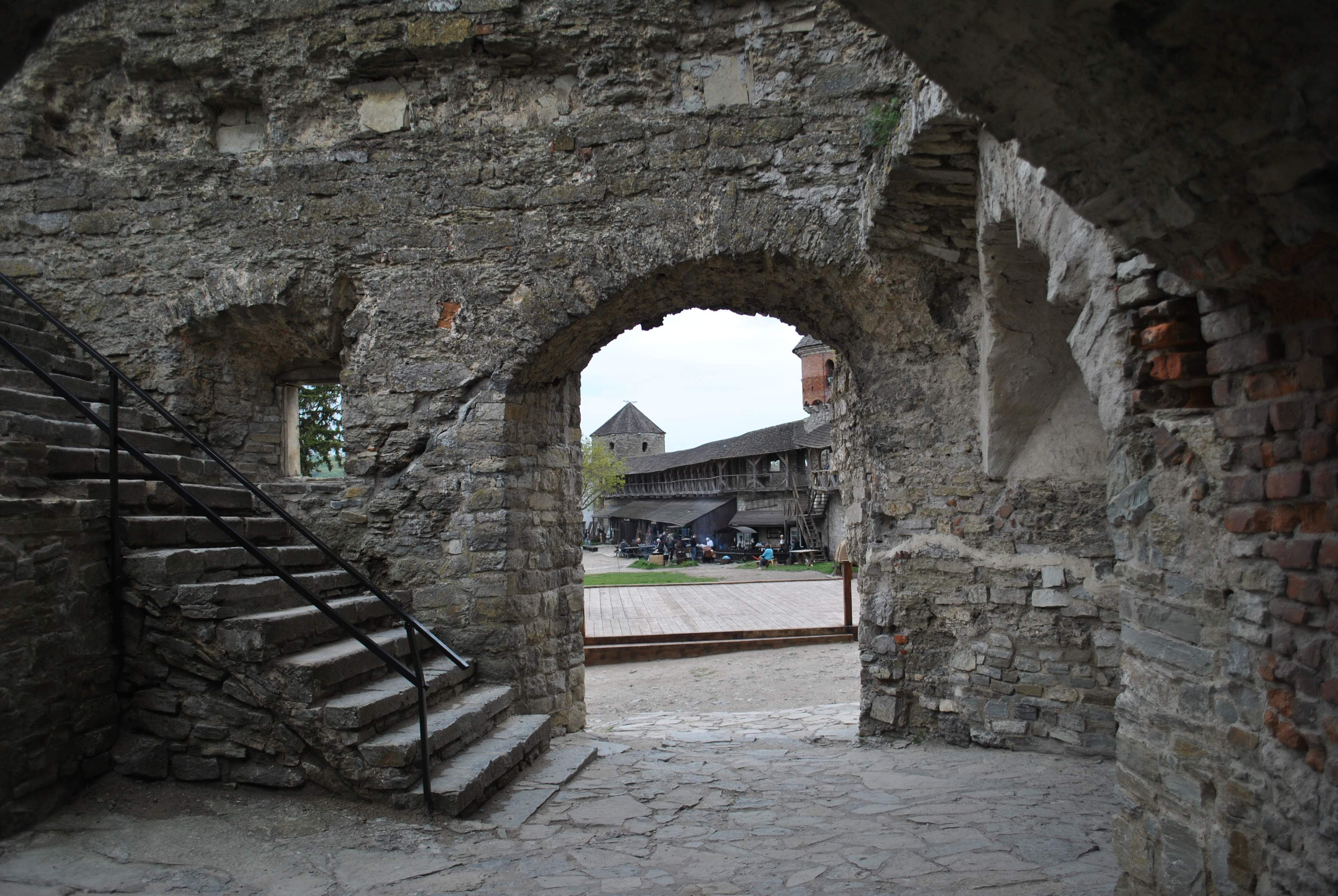 Arche De Pierre Historique Menant à Une Cour Médiévale · Photo gratuite