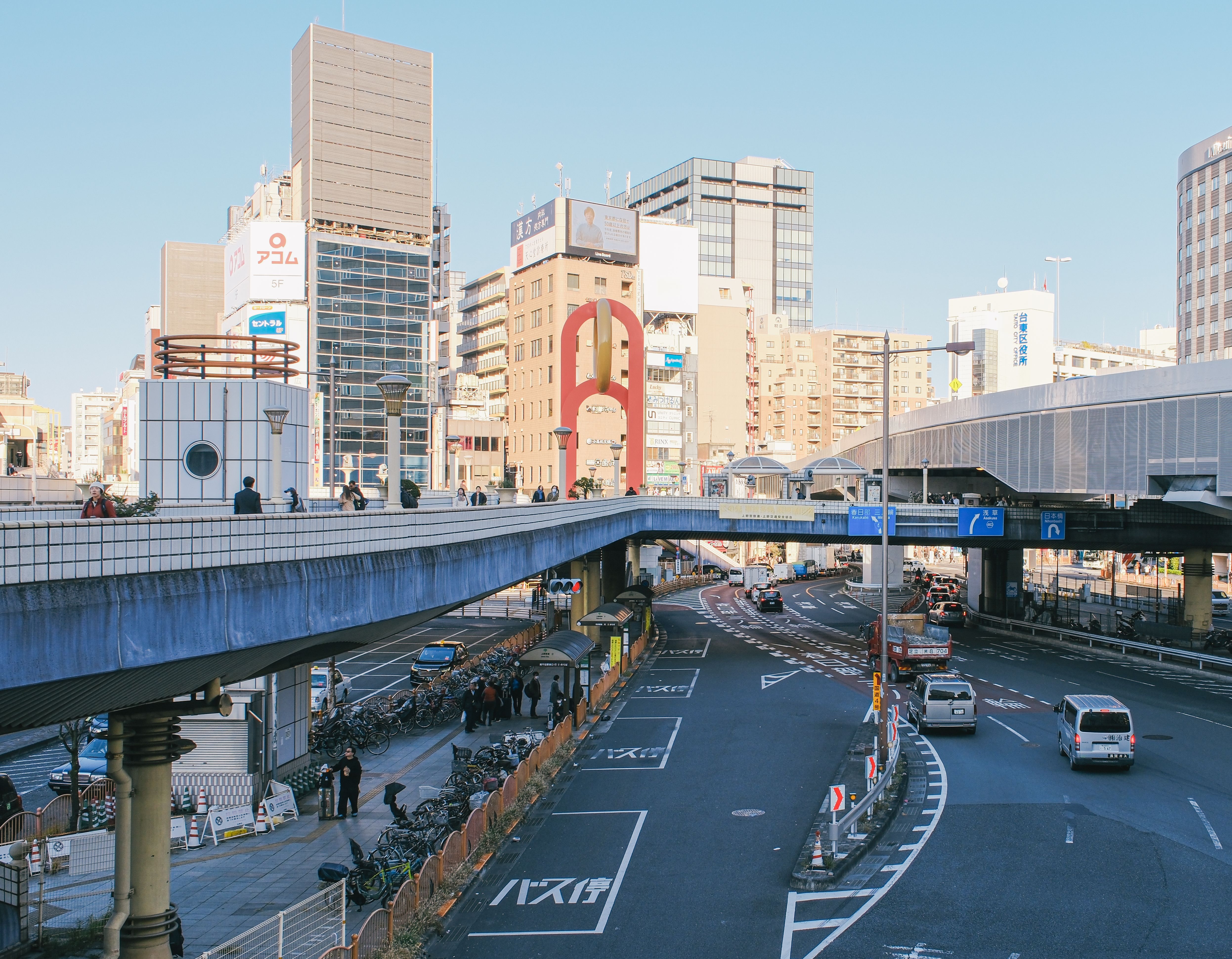 Urban Street Scene with Elevated Walkway · Free Stock Photo