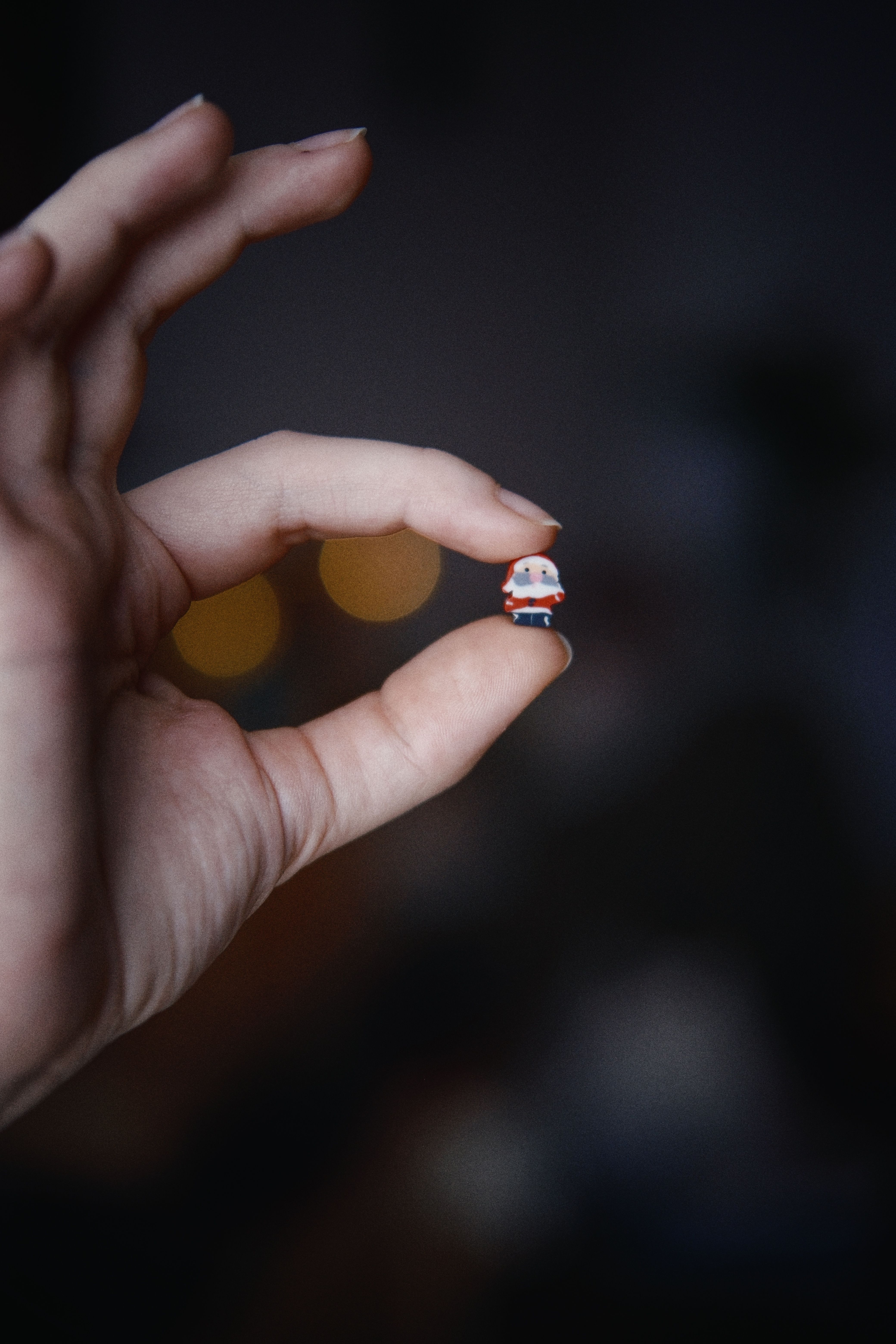 Hand Holding Small Object Photos, Download The BEST Free Hand Holding ...