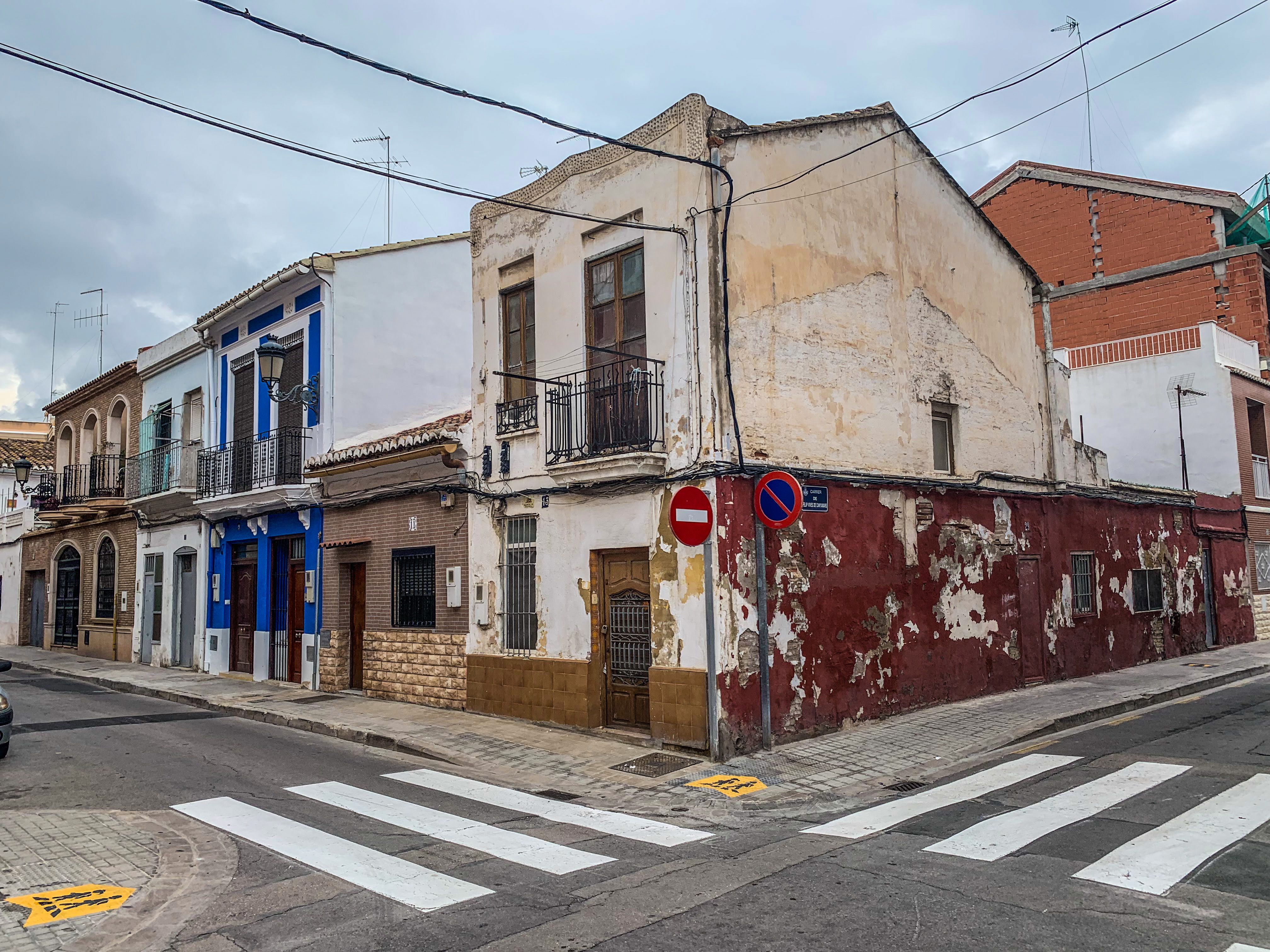 Charming Old Street Corner with Rustic Houses · Free Stock Photo
