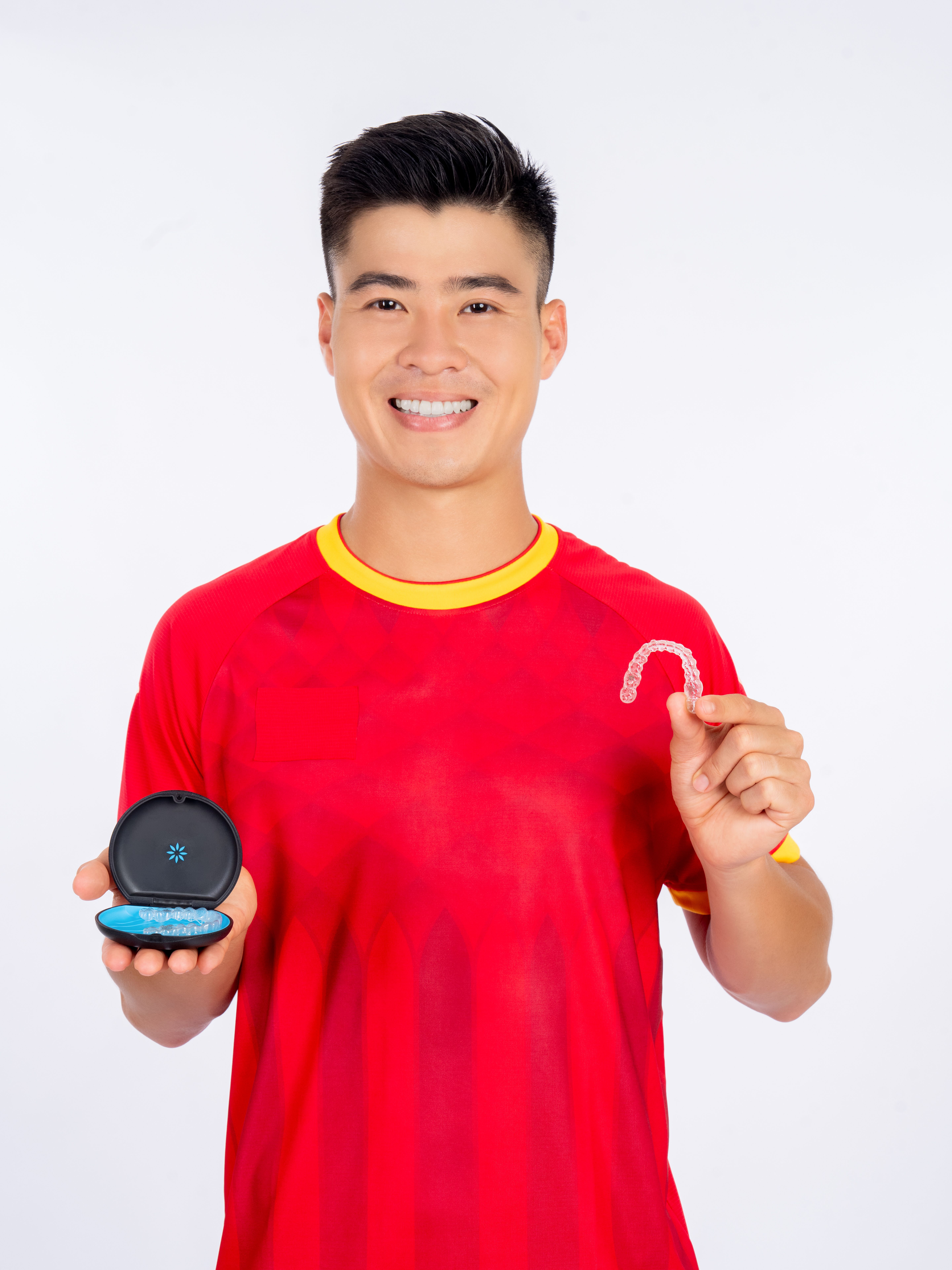 Hombre Sonriente Sosteniendo Un Retenedor Invisalign · Foto de stock ...