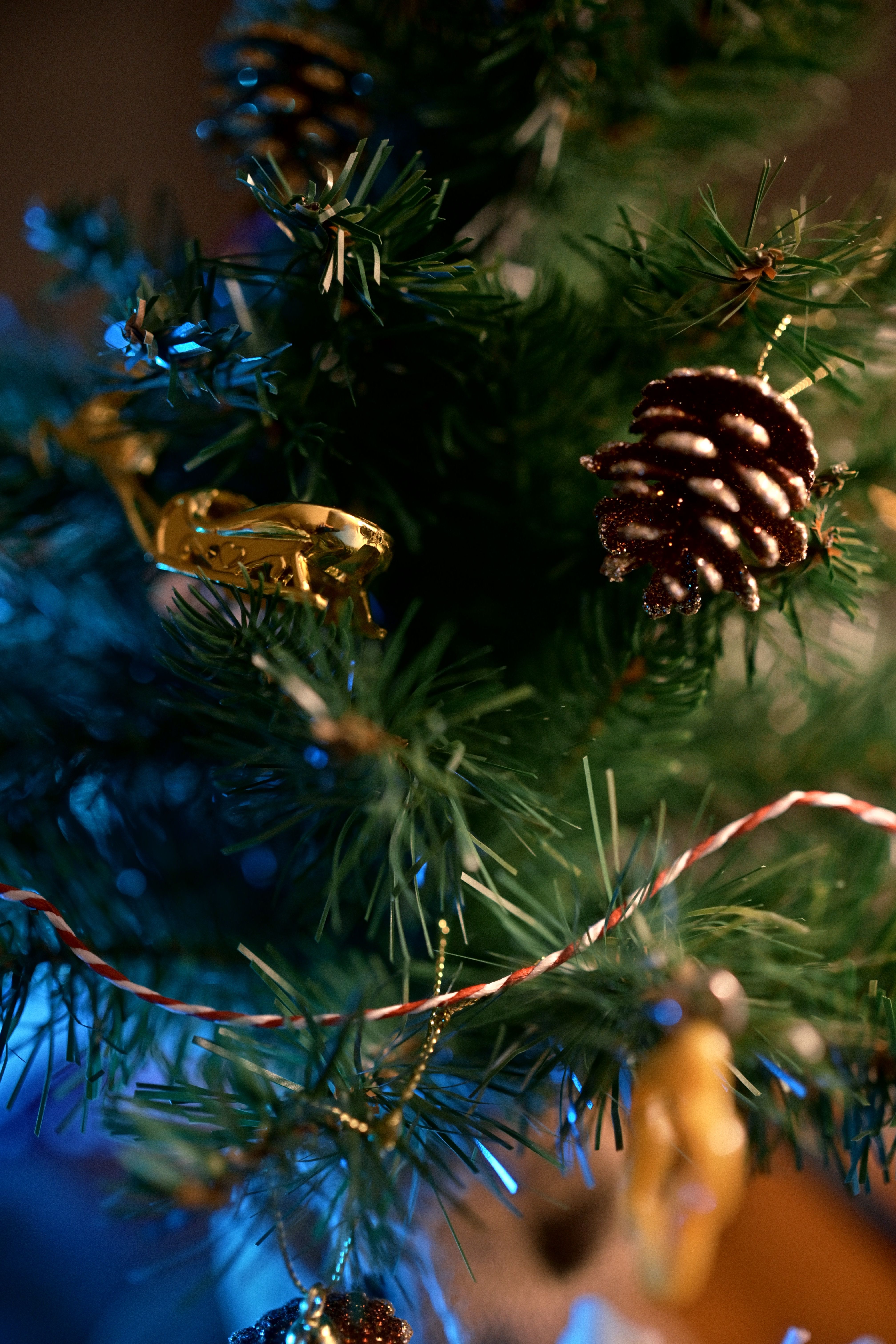 Christmas tree decorated with wooden snowflake bauble and garlands · Free Stock Photo
