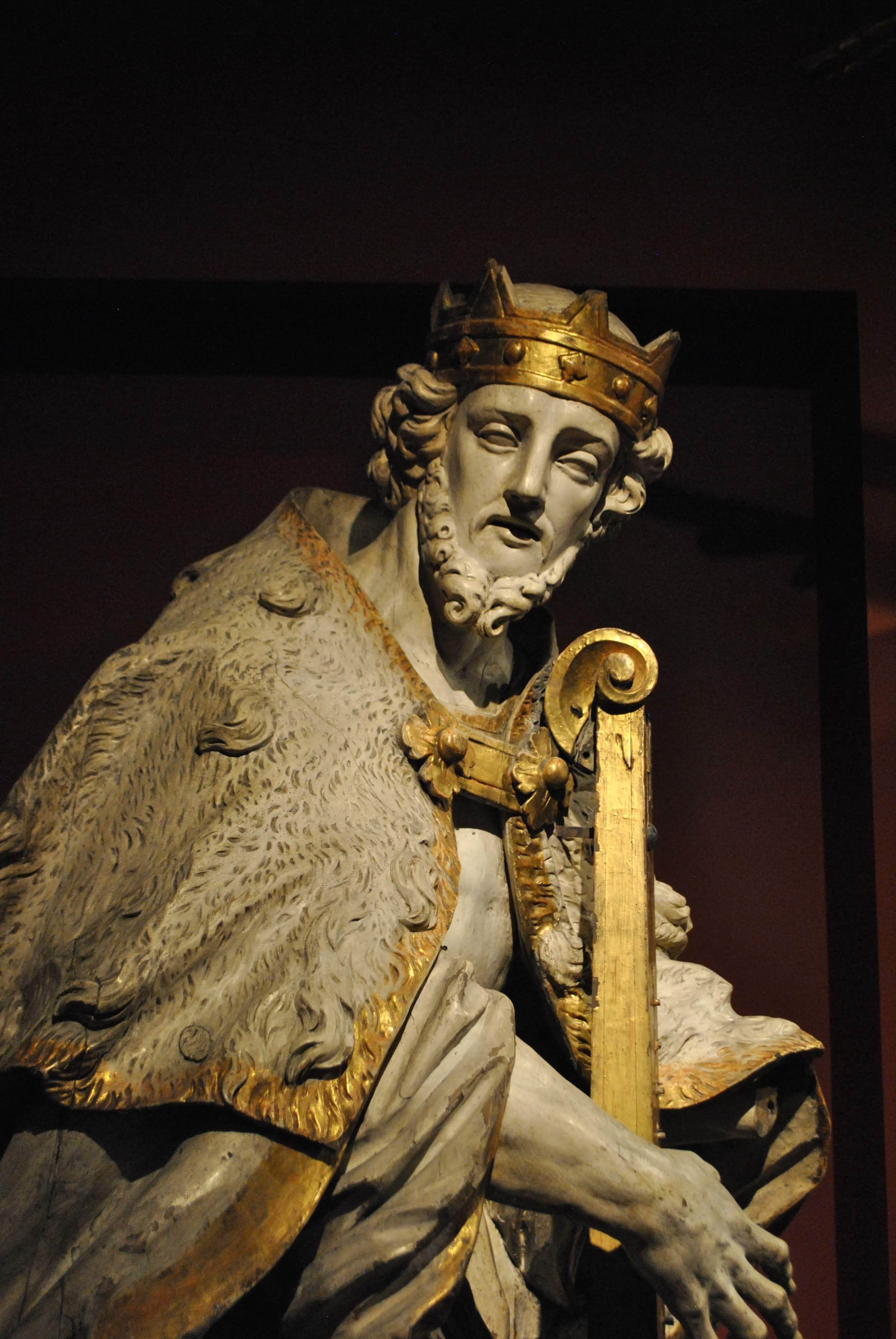 Majestic Historic Sculpture of King with Crown · Free Stock Photo