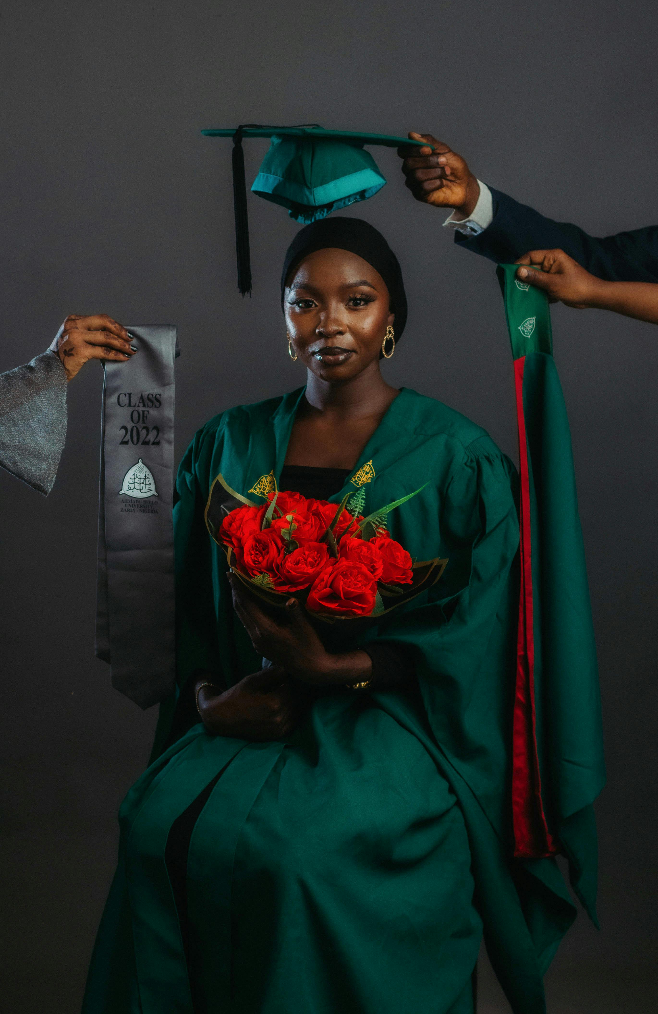 Elegante Retrato De Graduación Con Toga Y Birrete · Foto de stock gratuita