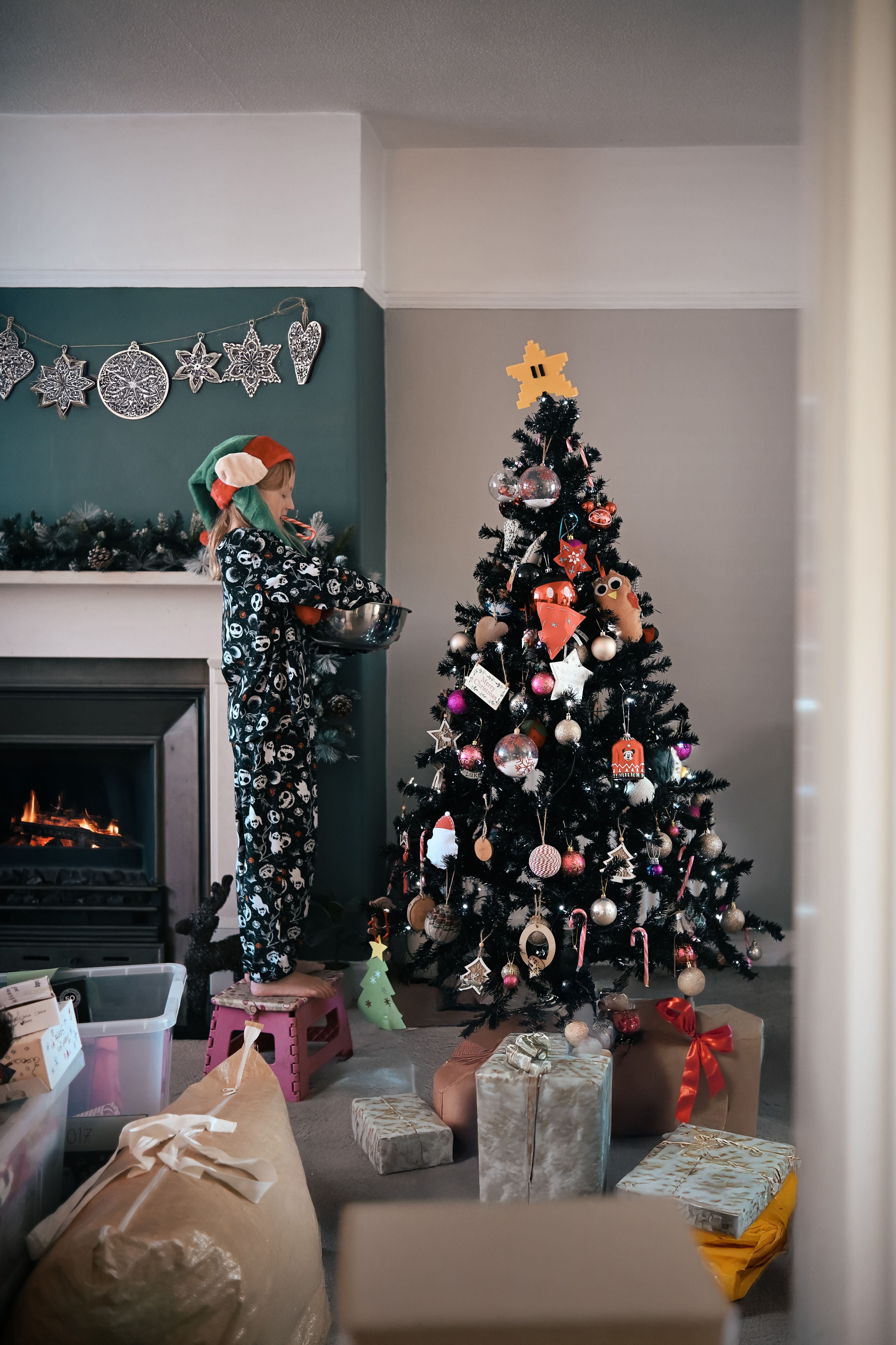 Festive Holiday Scene with Decorated Christmas Tree · Free Stock Photo