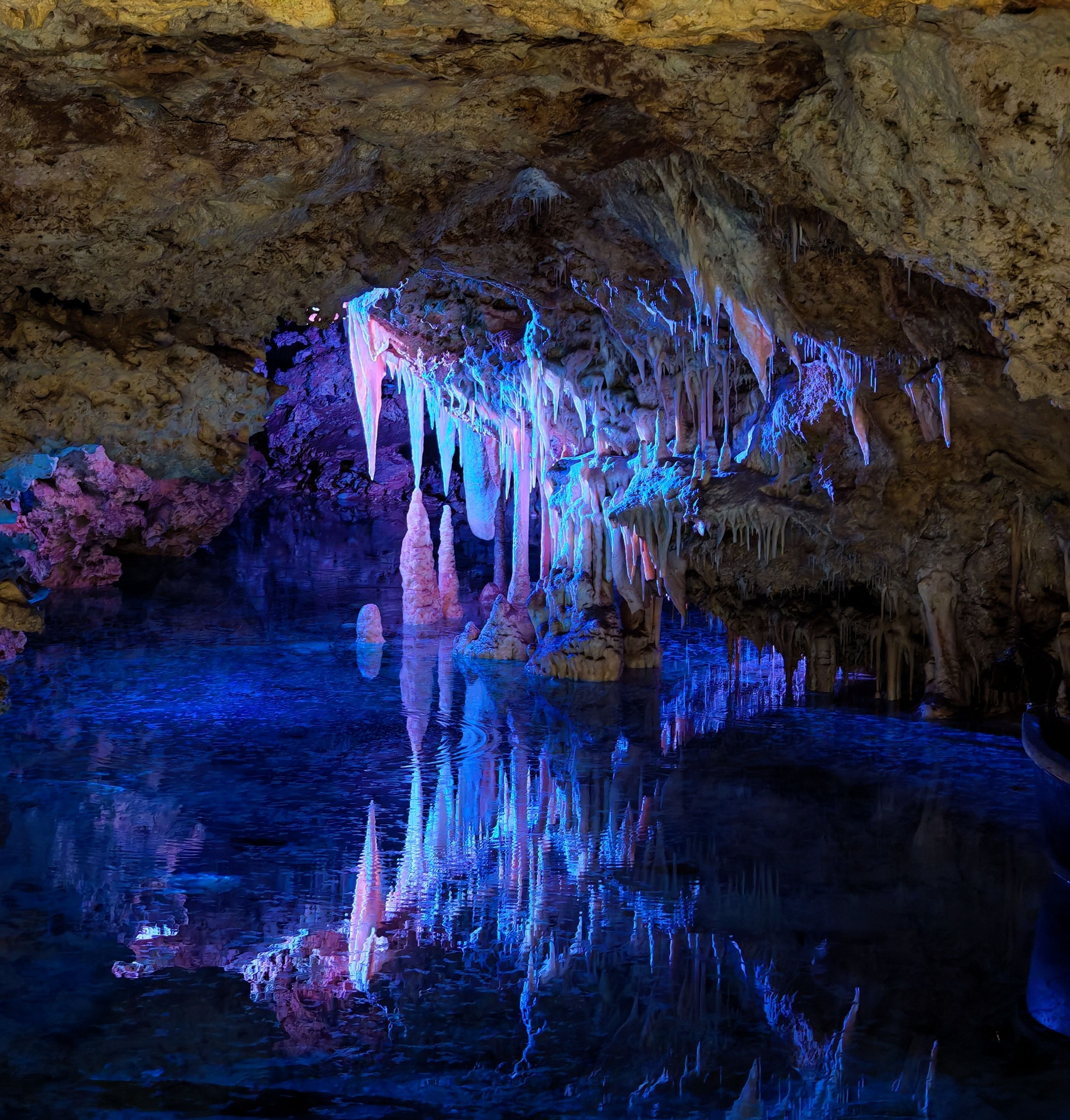 Encantadora Cueva De Estalactitas Con Estanque Reflectante · Foto de ...