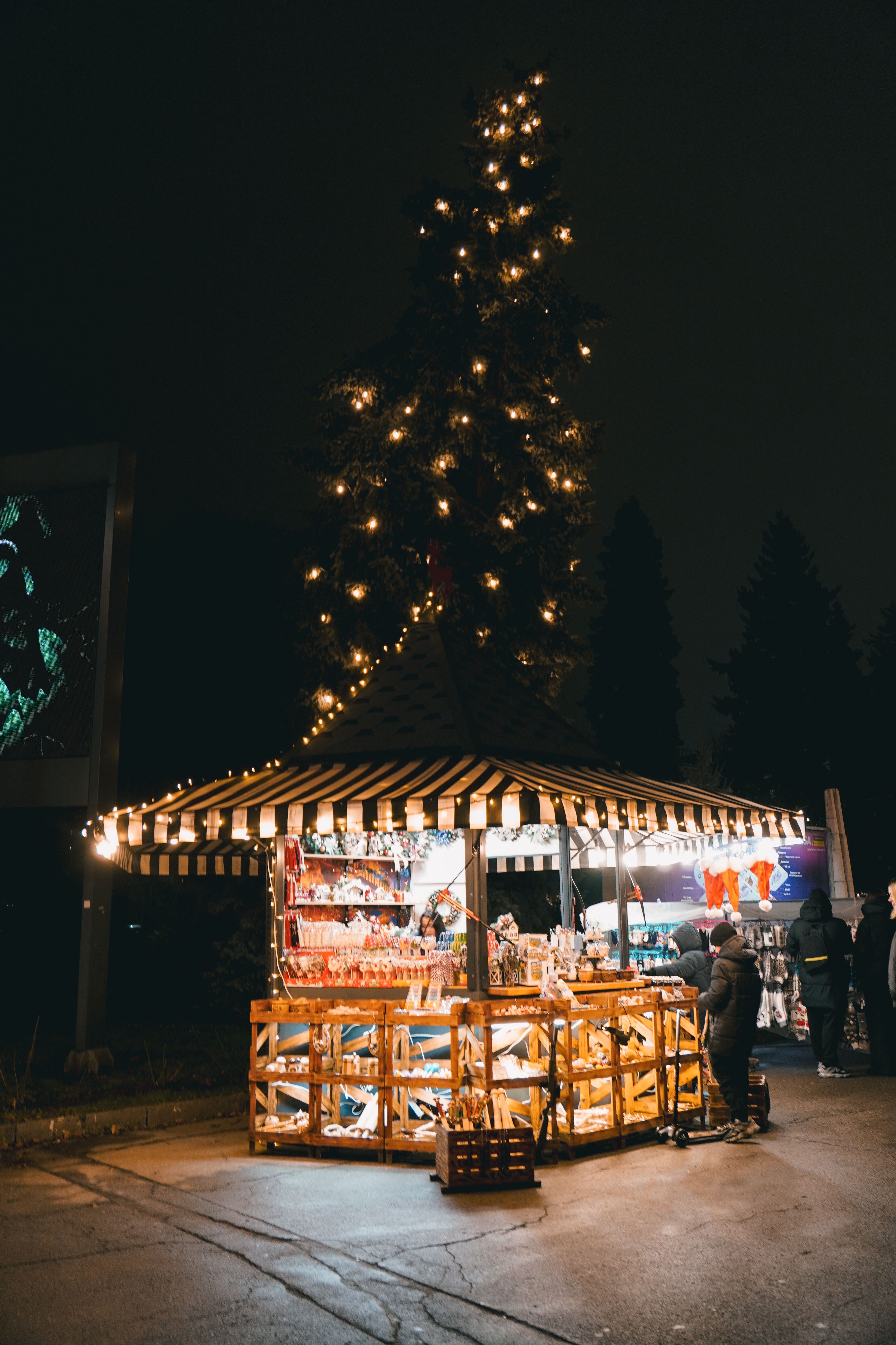 Festive Night Market in Kyiv with Holiday Lights · Free Stock Photo