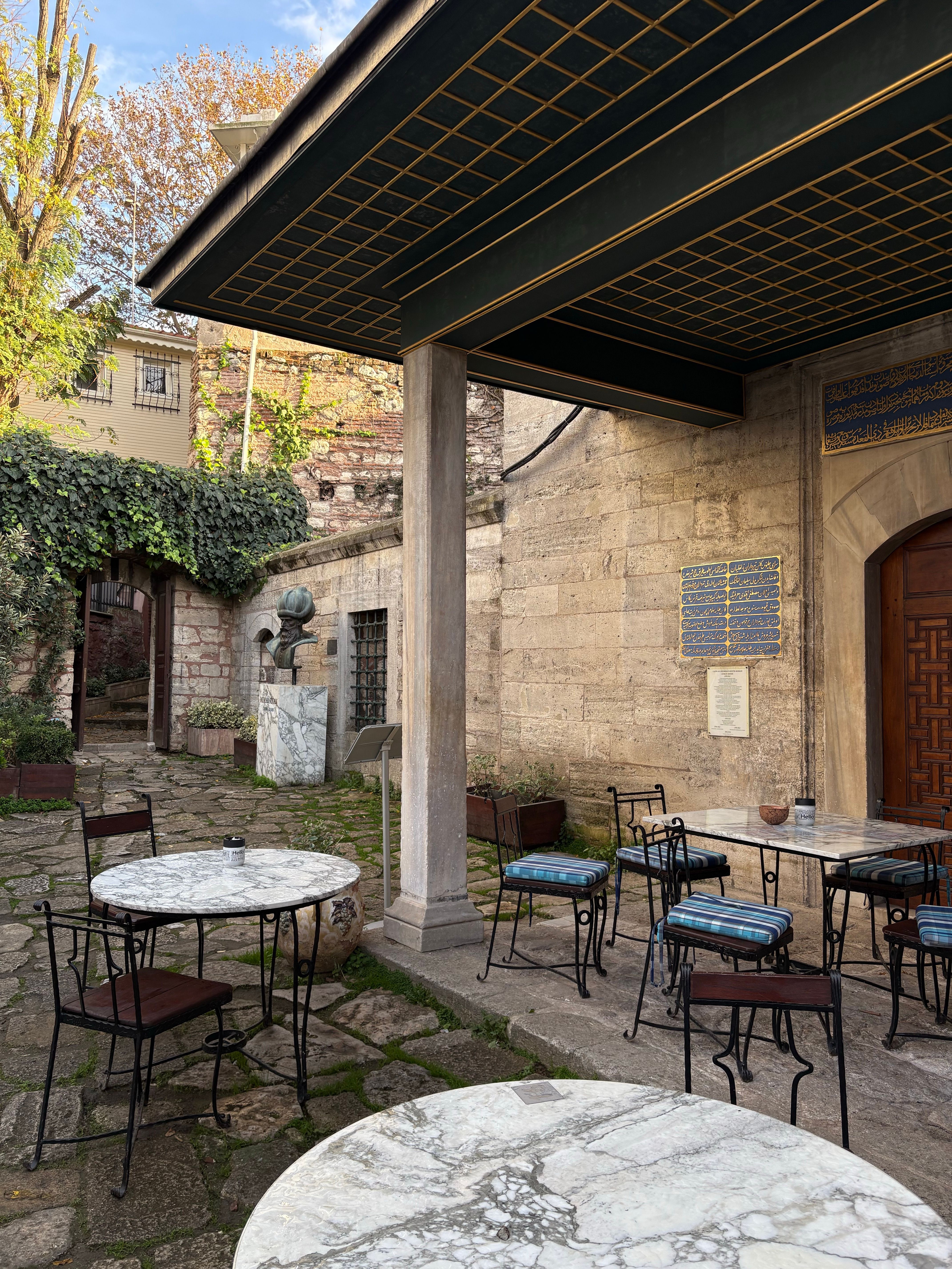 Charming Historical Courtyard Café Setting · Free Stock Photo