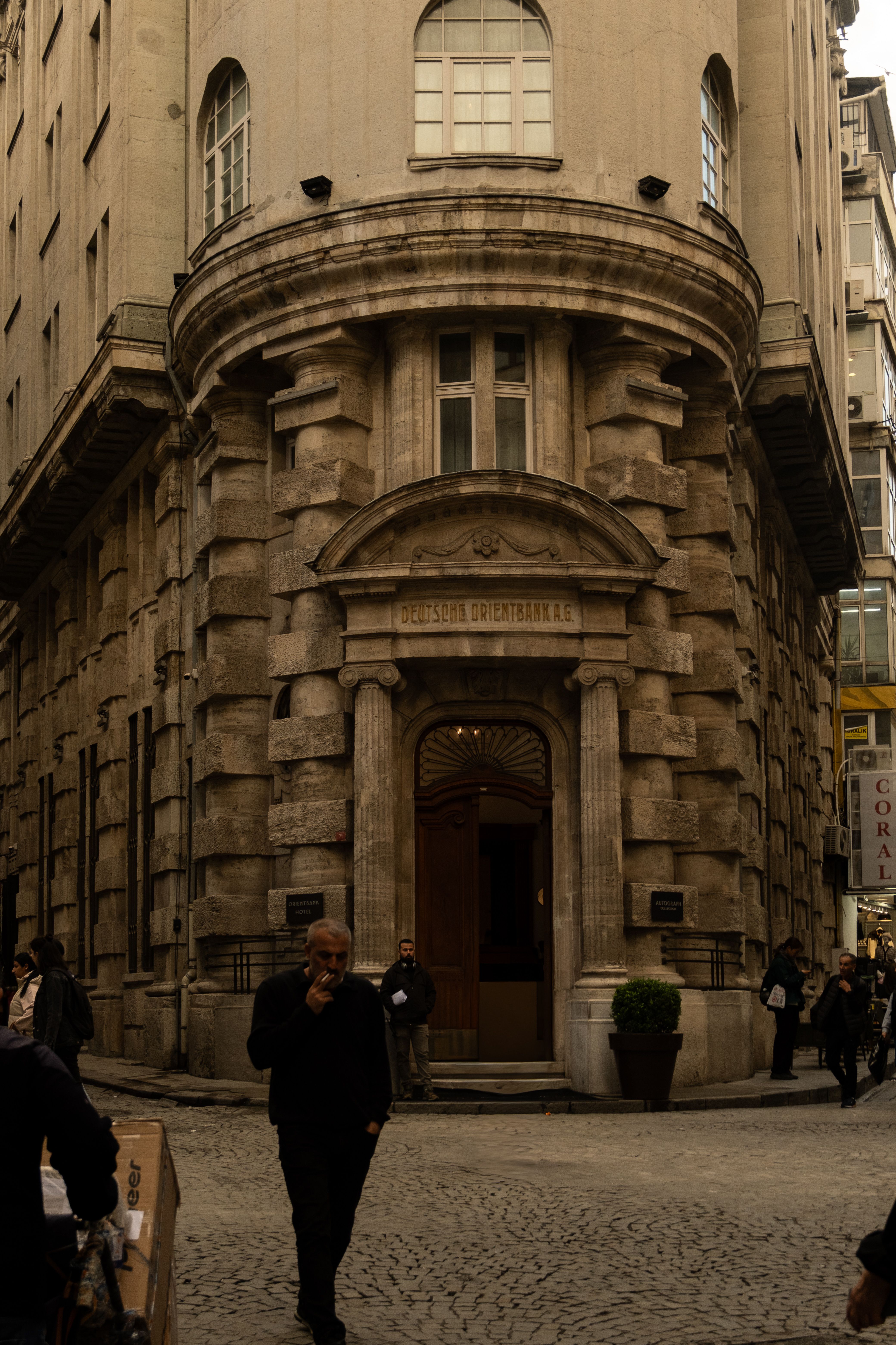 Vintage European Street Corner Architecture Scene · Free Stock Photo