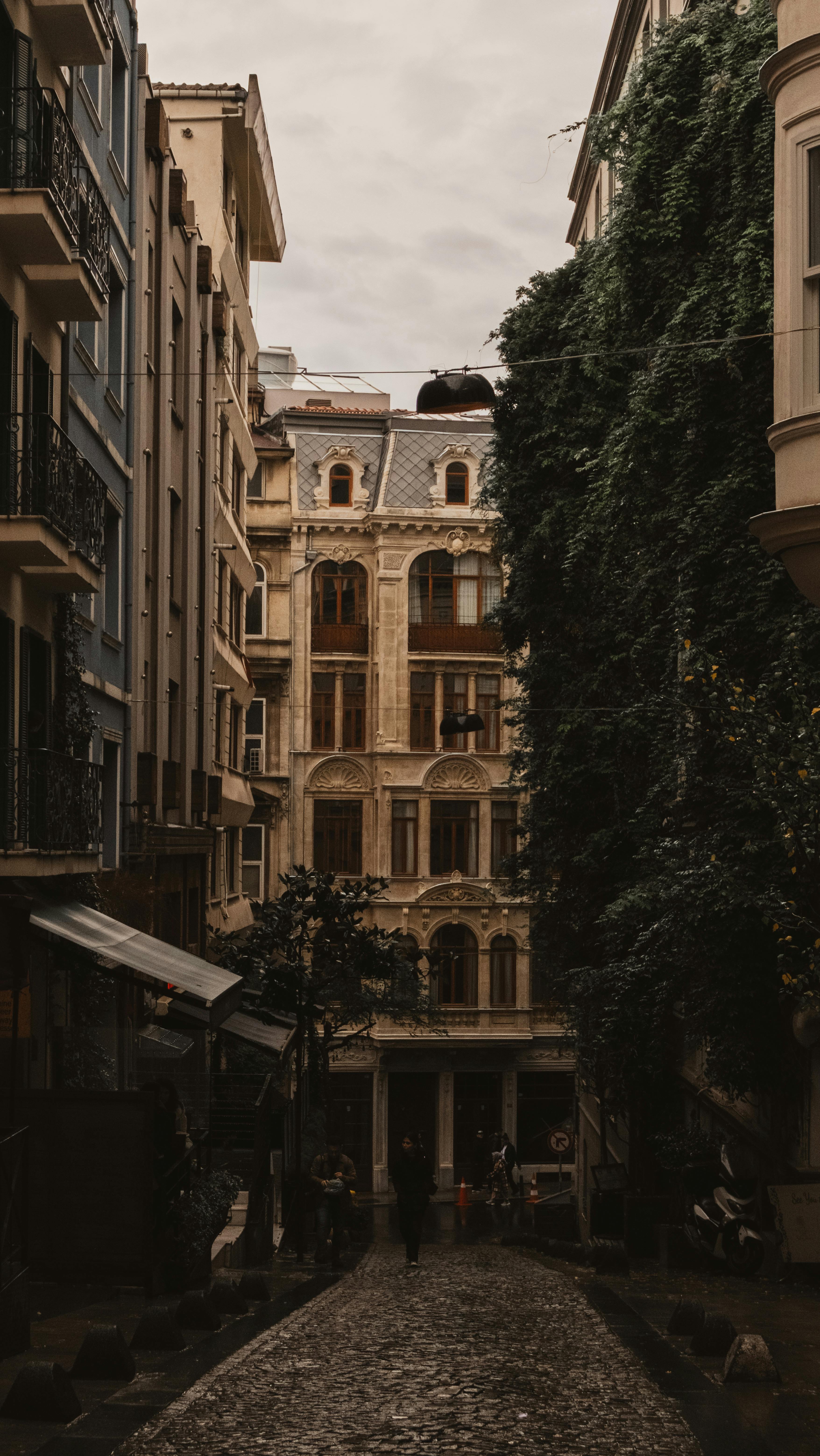 Encantadora Calle Estrecha En Un Entorno Urbano Europeo · Foto de stock ...