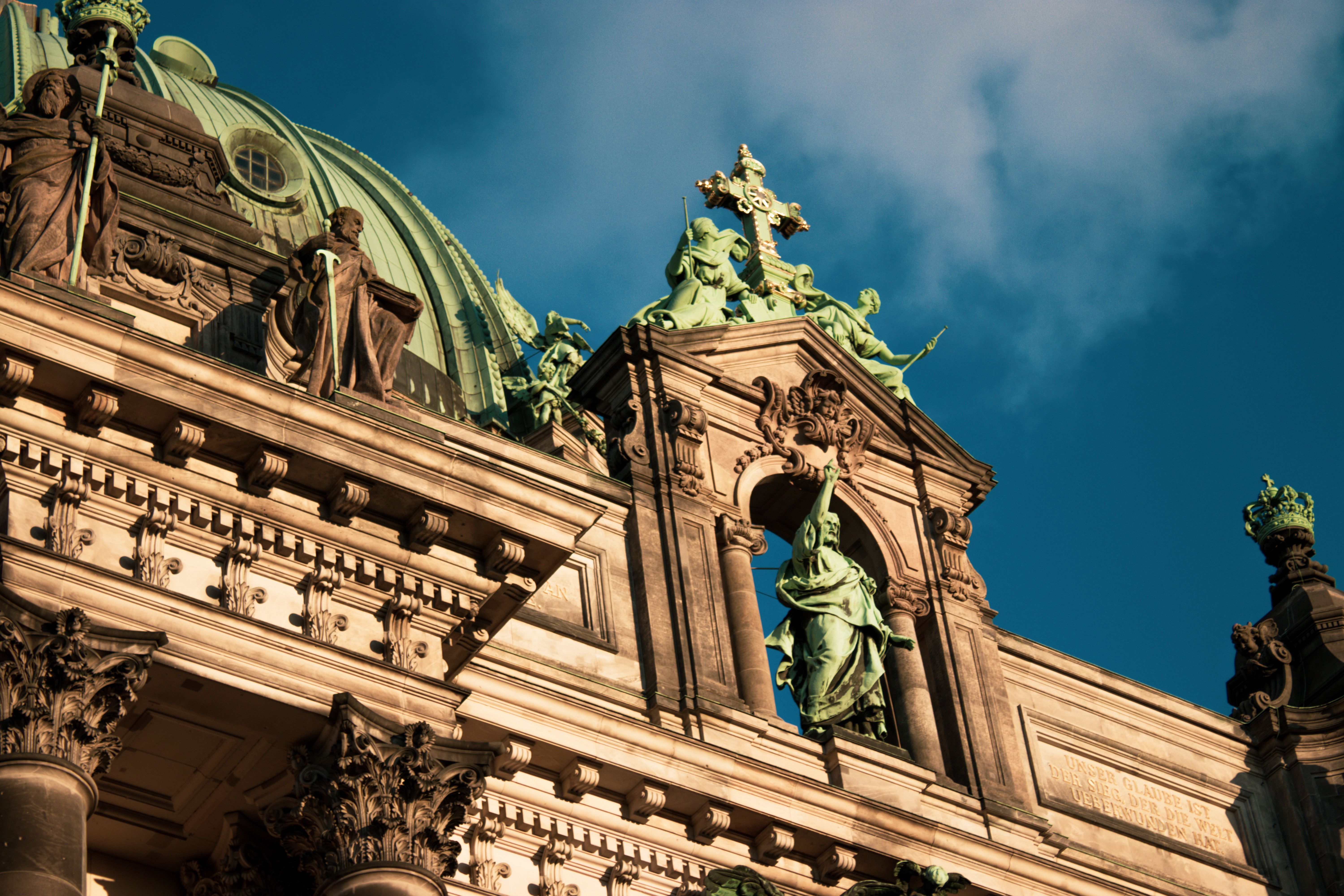 Fachada Ornamentada De La Catedral De Berlín Contra El Cielo Azul ...