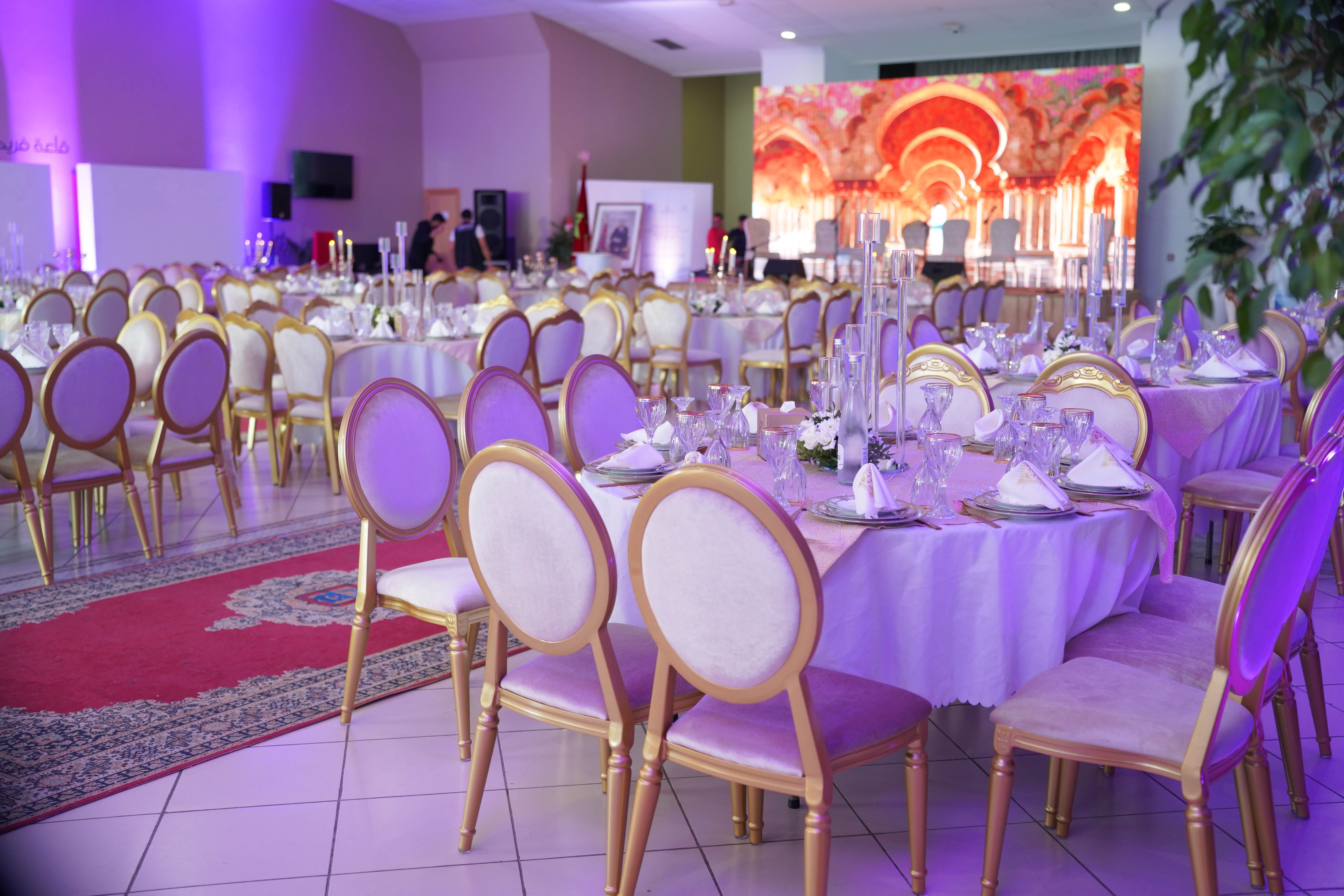 Elegant Banquet Hall with Lavish Decor and Seating · Free Stock Photo