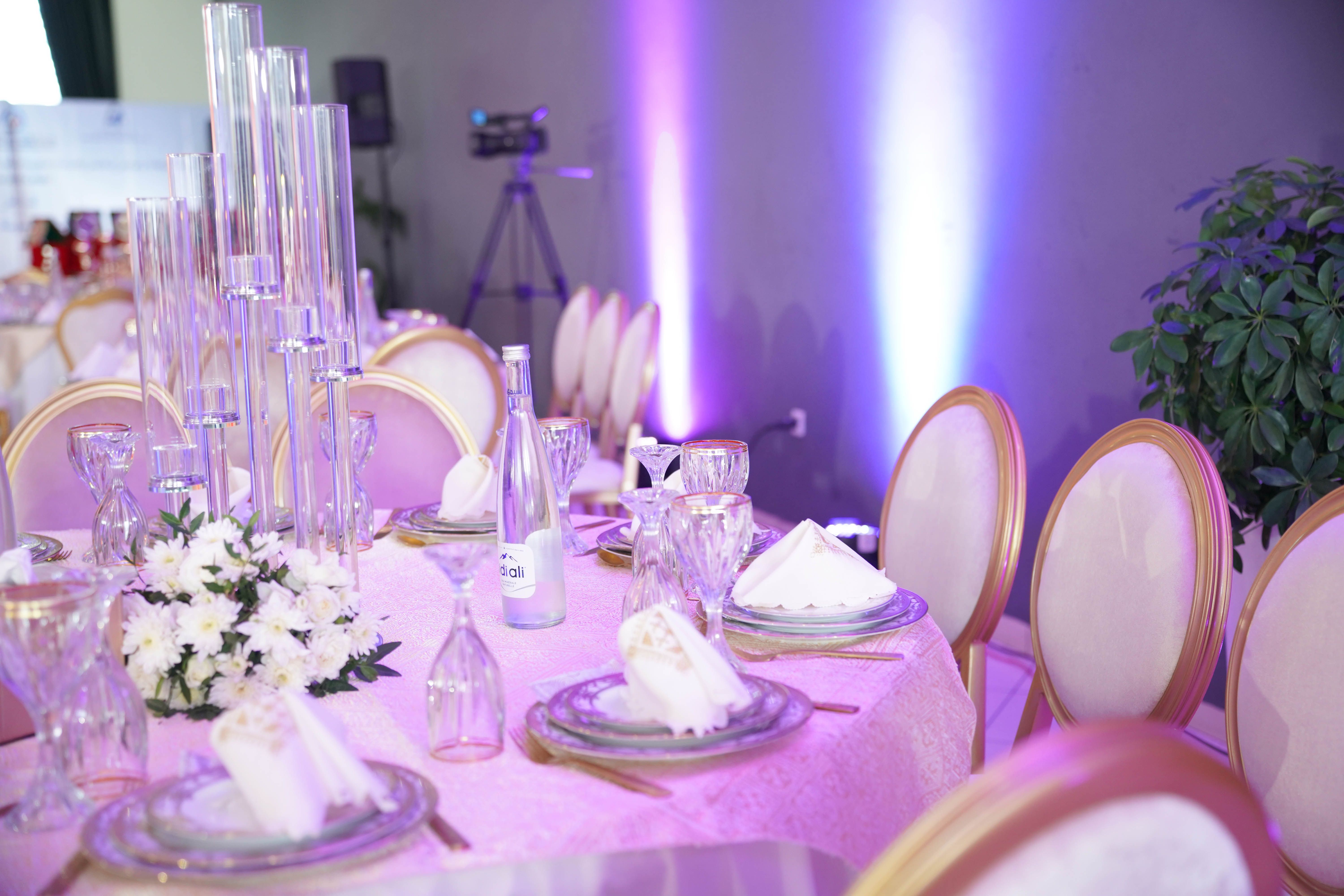 Elegant Event Table Setting with Floral Decor · Free Stock Photo
