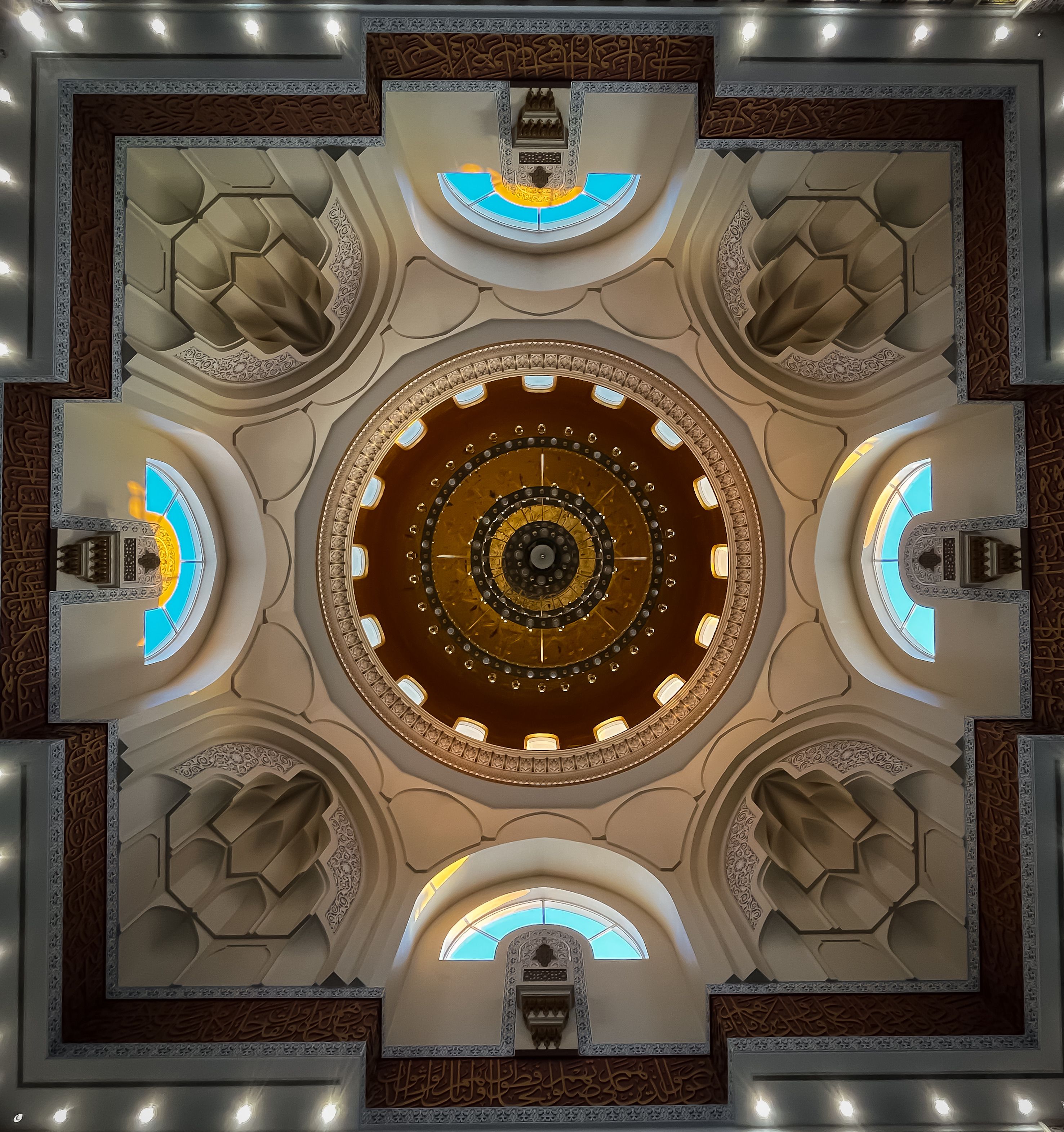 Intricate Islamic Architecture Dome with Geometric Patterns · Free ...