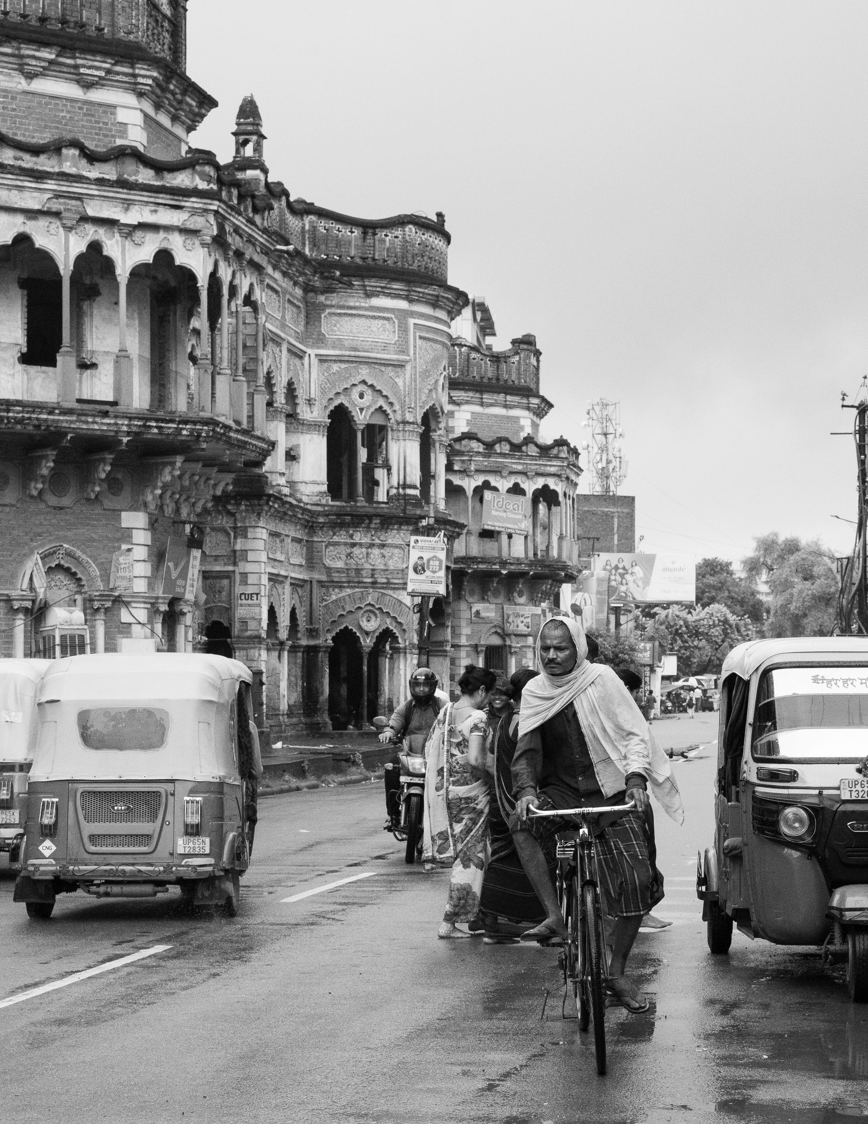 Street Scene in Varanasi Captured in Black and White · Free Stock Photo