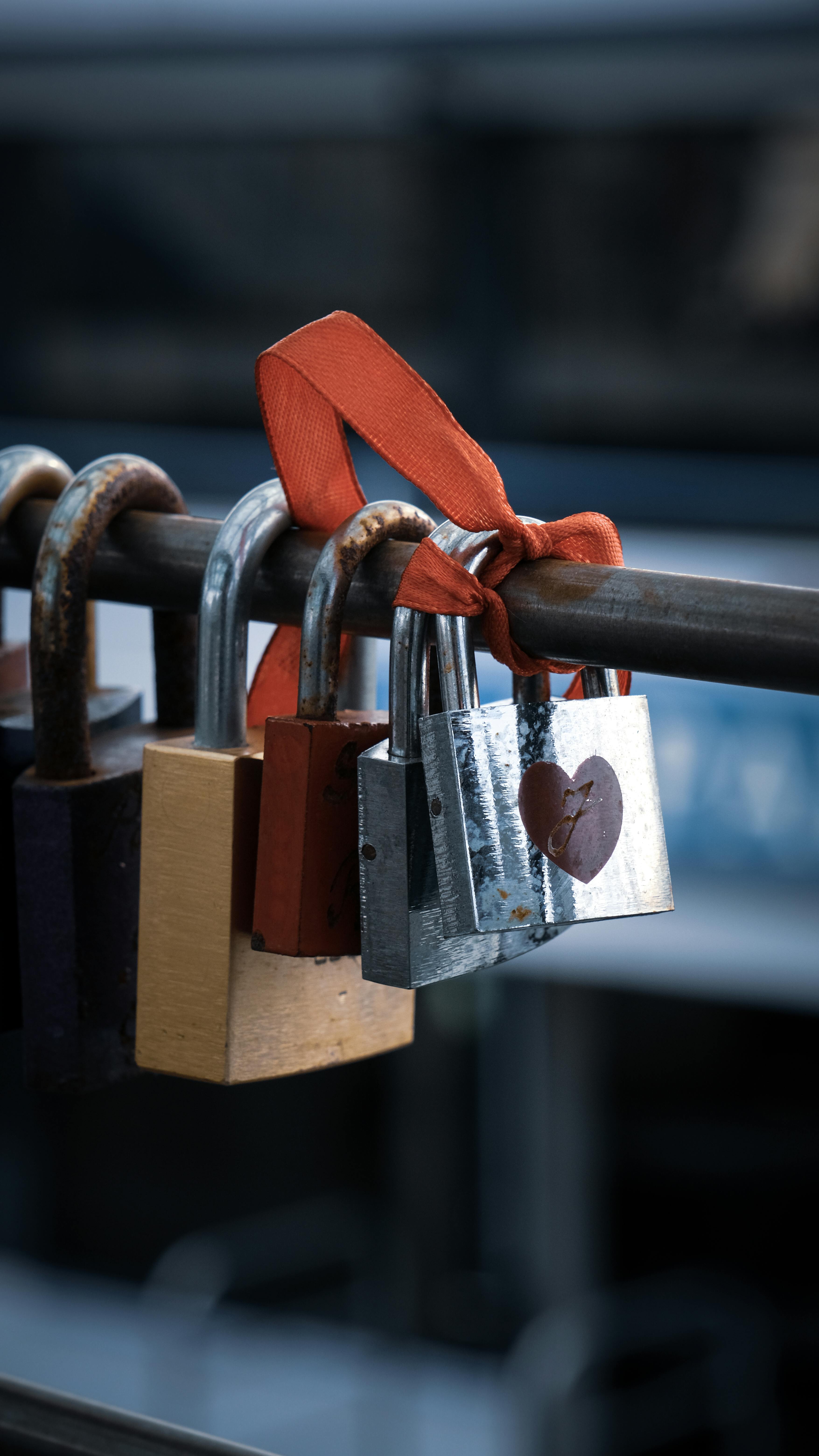 Candados De Amor En Un Riel De Metal Con Diseño De Corazón · Foto de ...