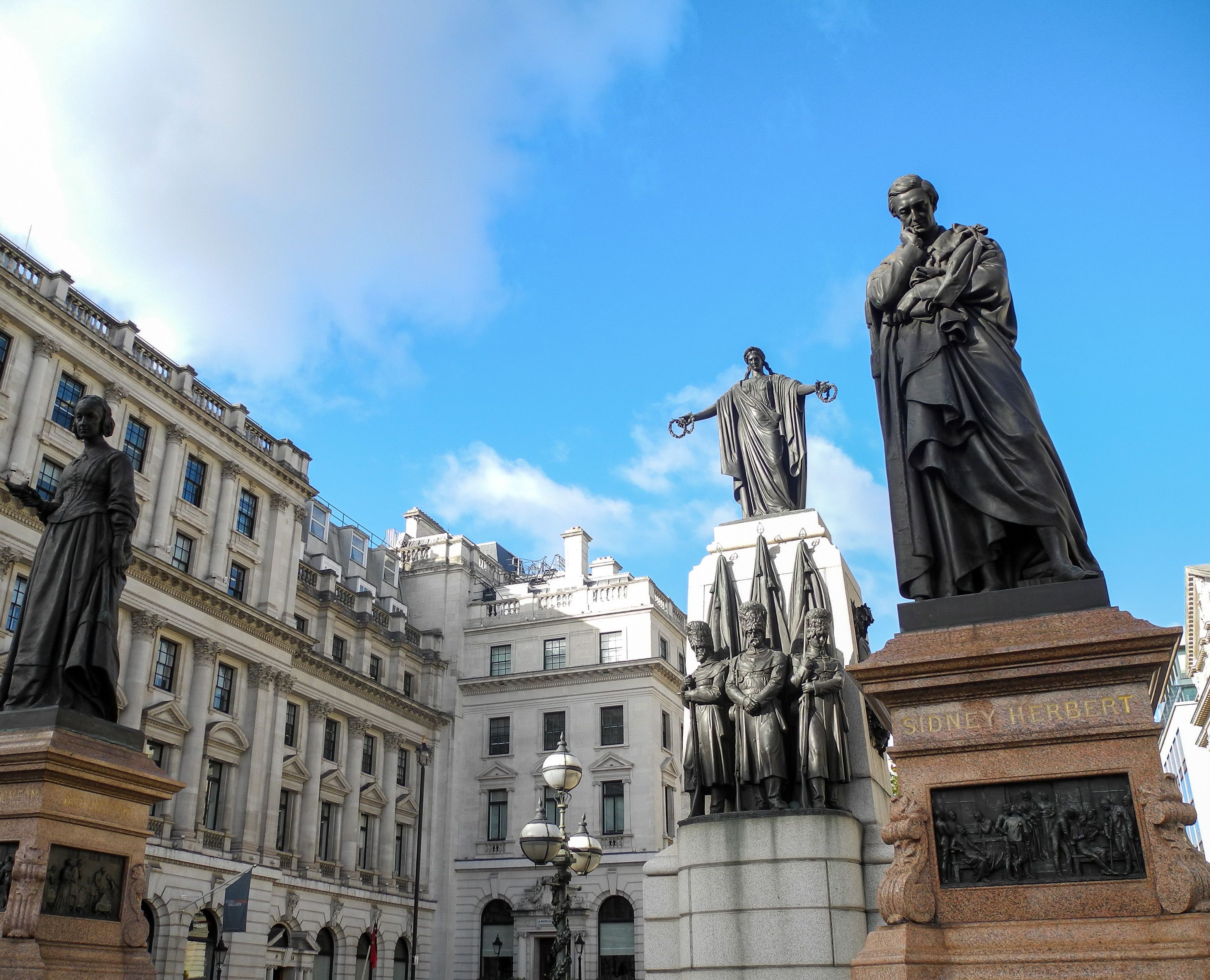 Historic Bronze Statues in London Square · Free Stock Photo