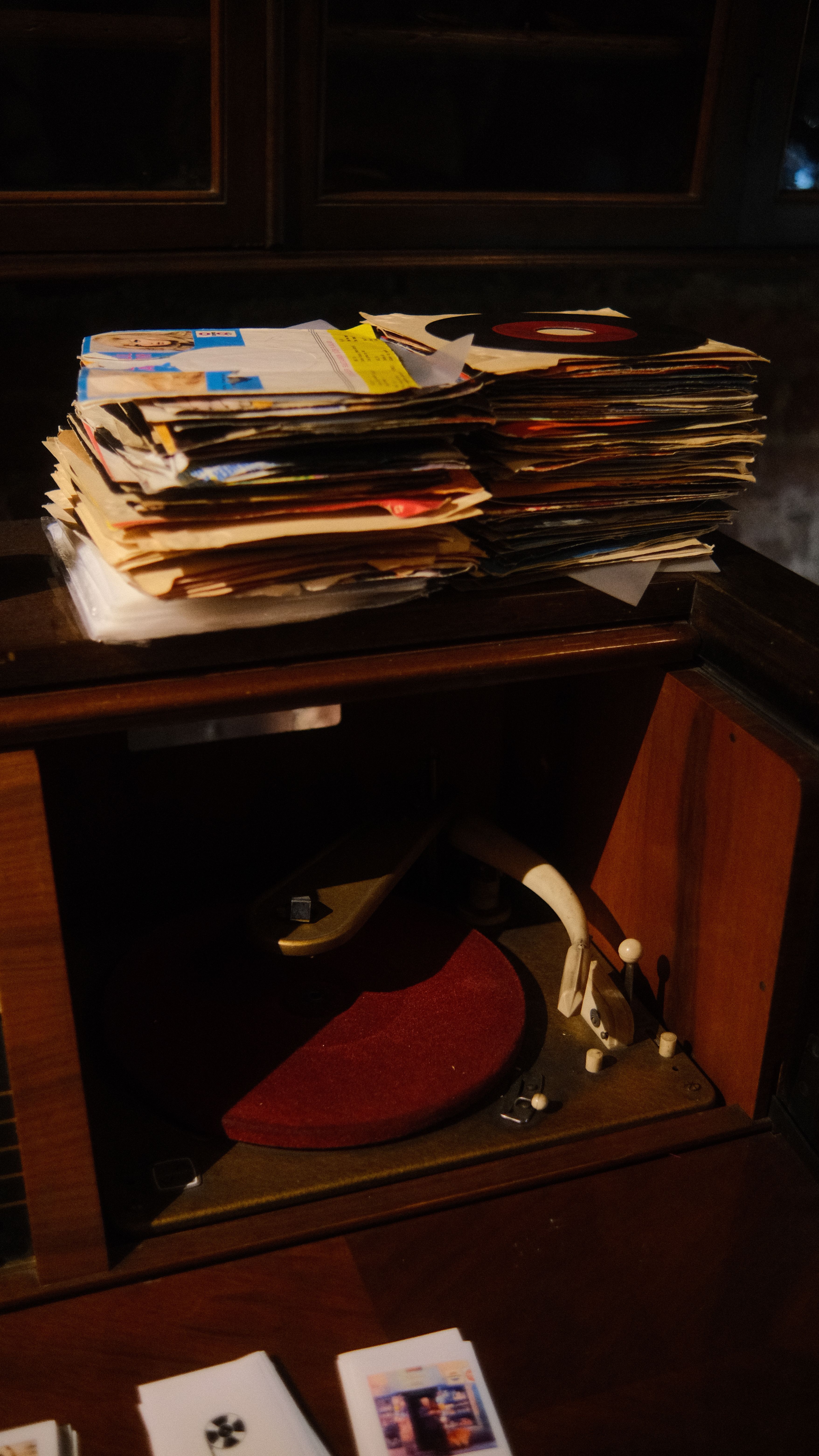 Vintage Record Player with Stacked Vinyl Records · Free Stock Photo