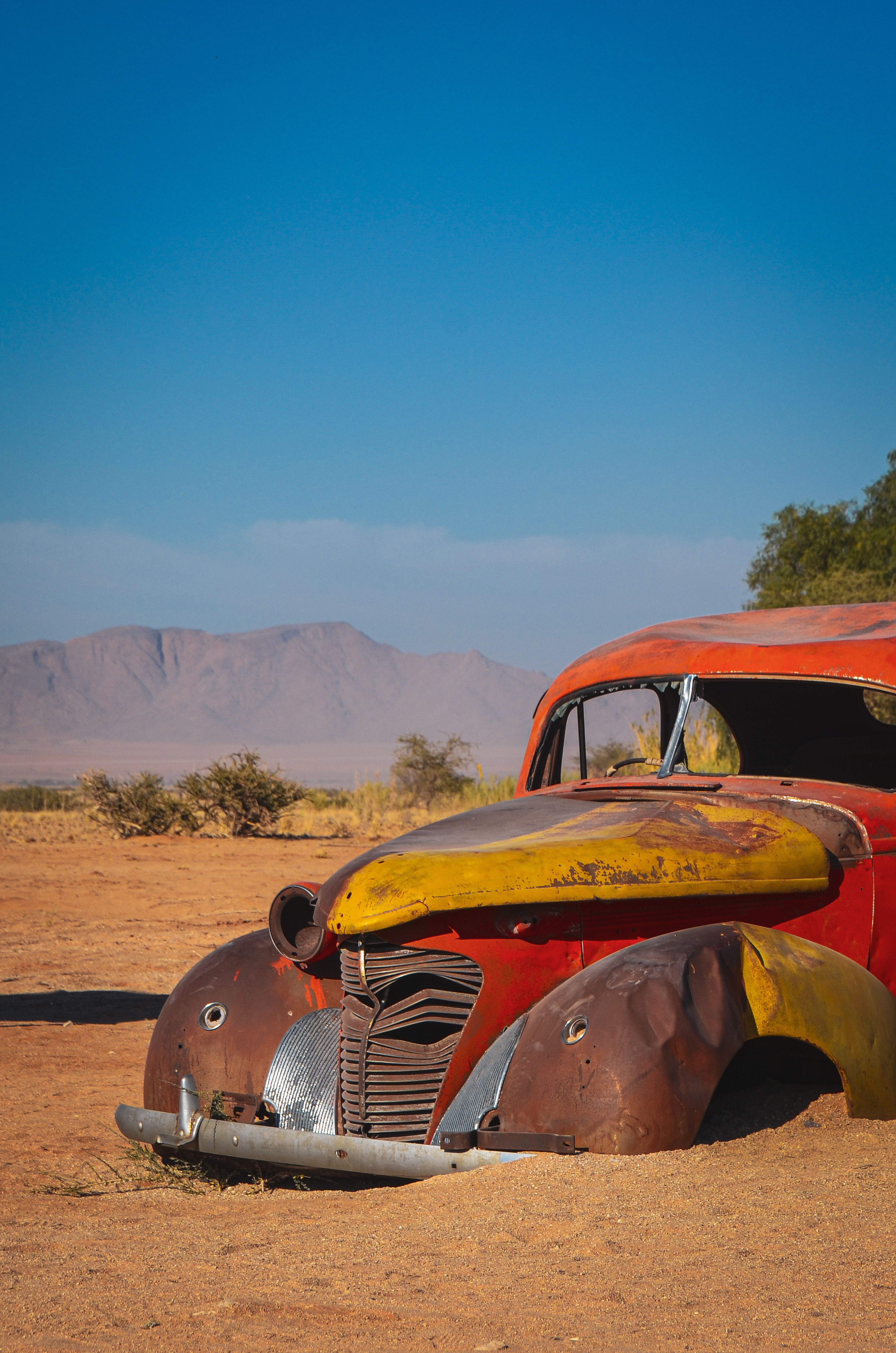 Weathered Classic Car in Desert Landscape · Free Stock Photo