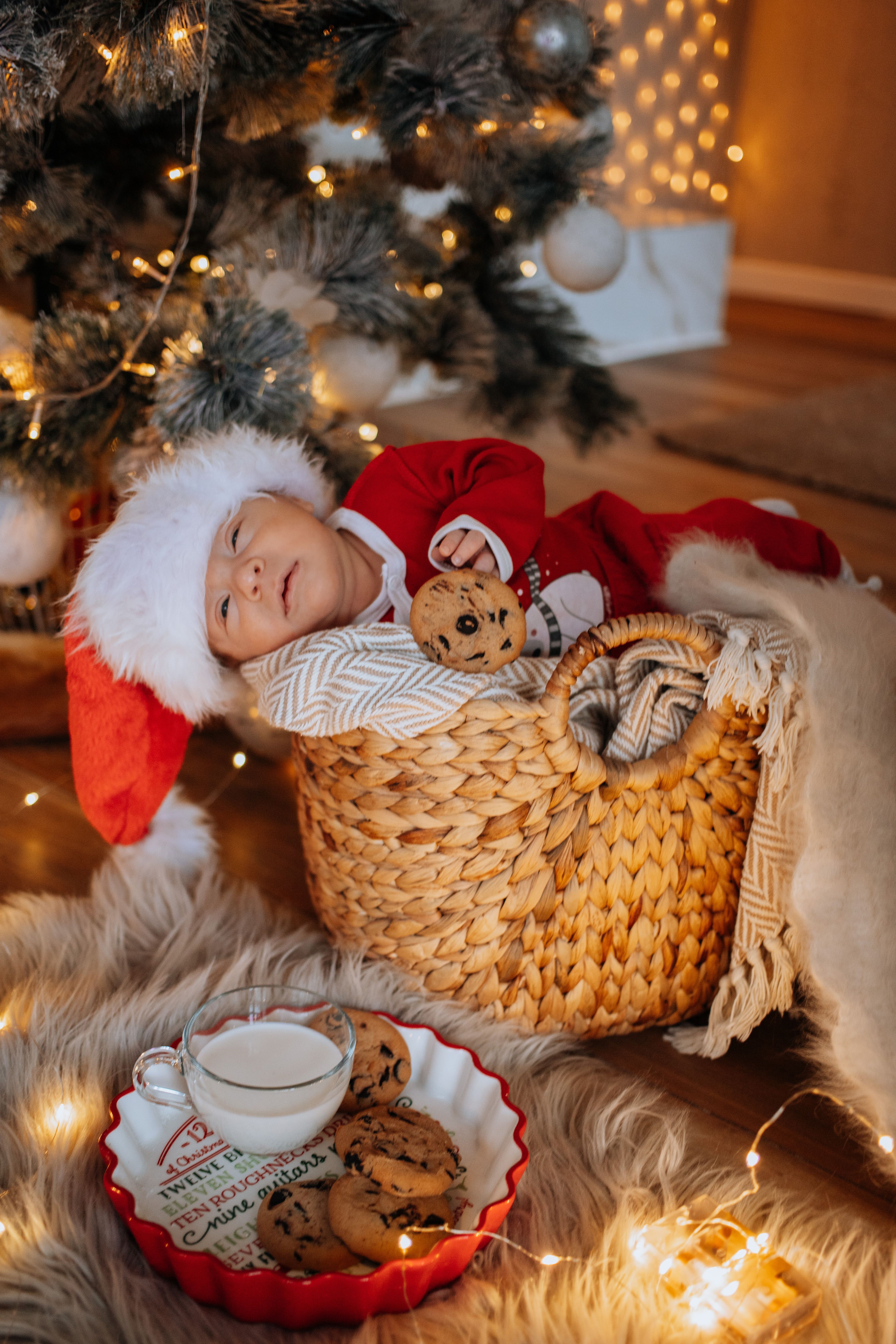 Bebê Adorável Vestido De Papai Noel Com árvore De Natal · Foto ...