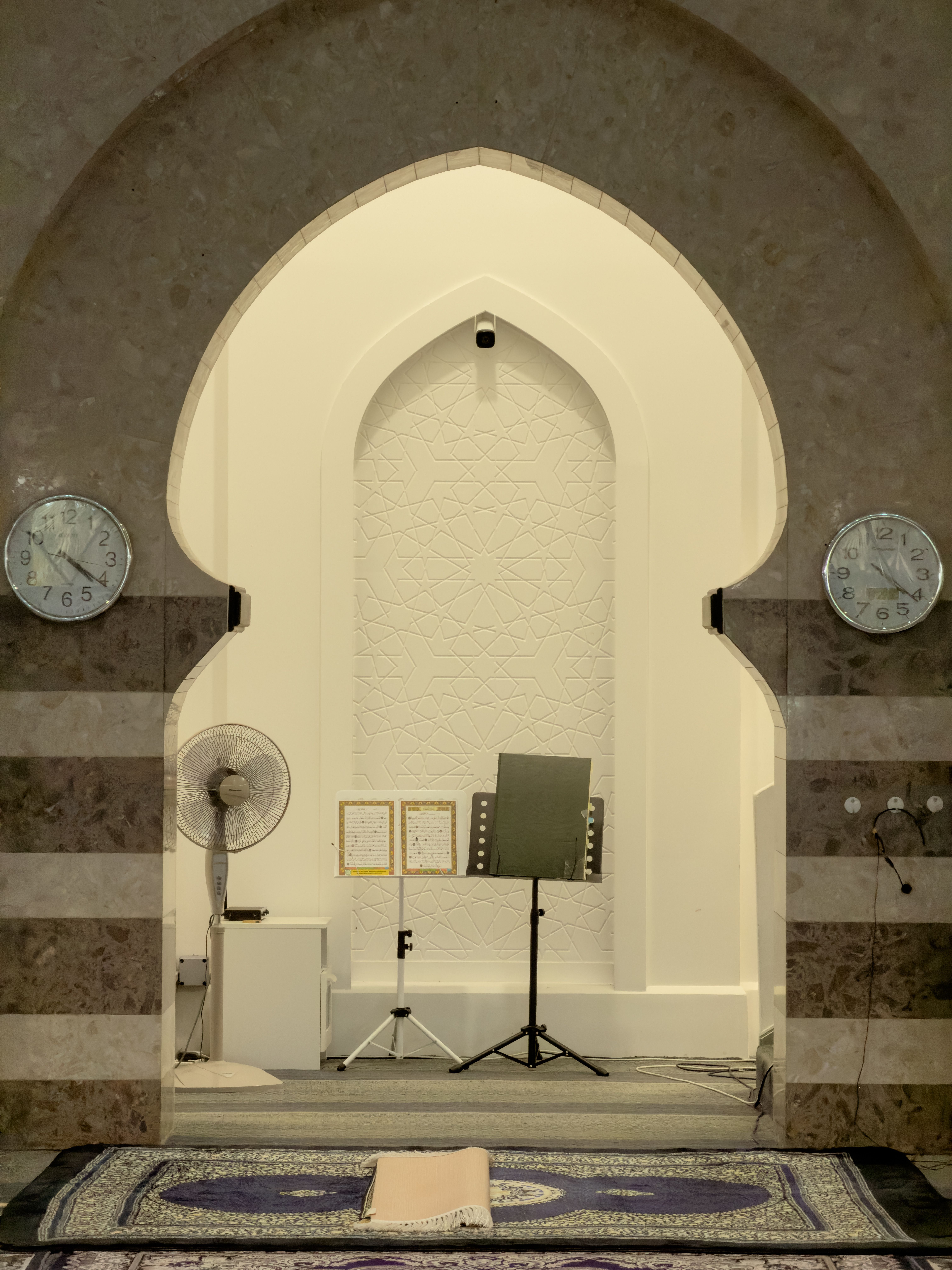 Elegant Mosque Interior with Arch Design · Free Stock Photo