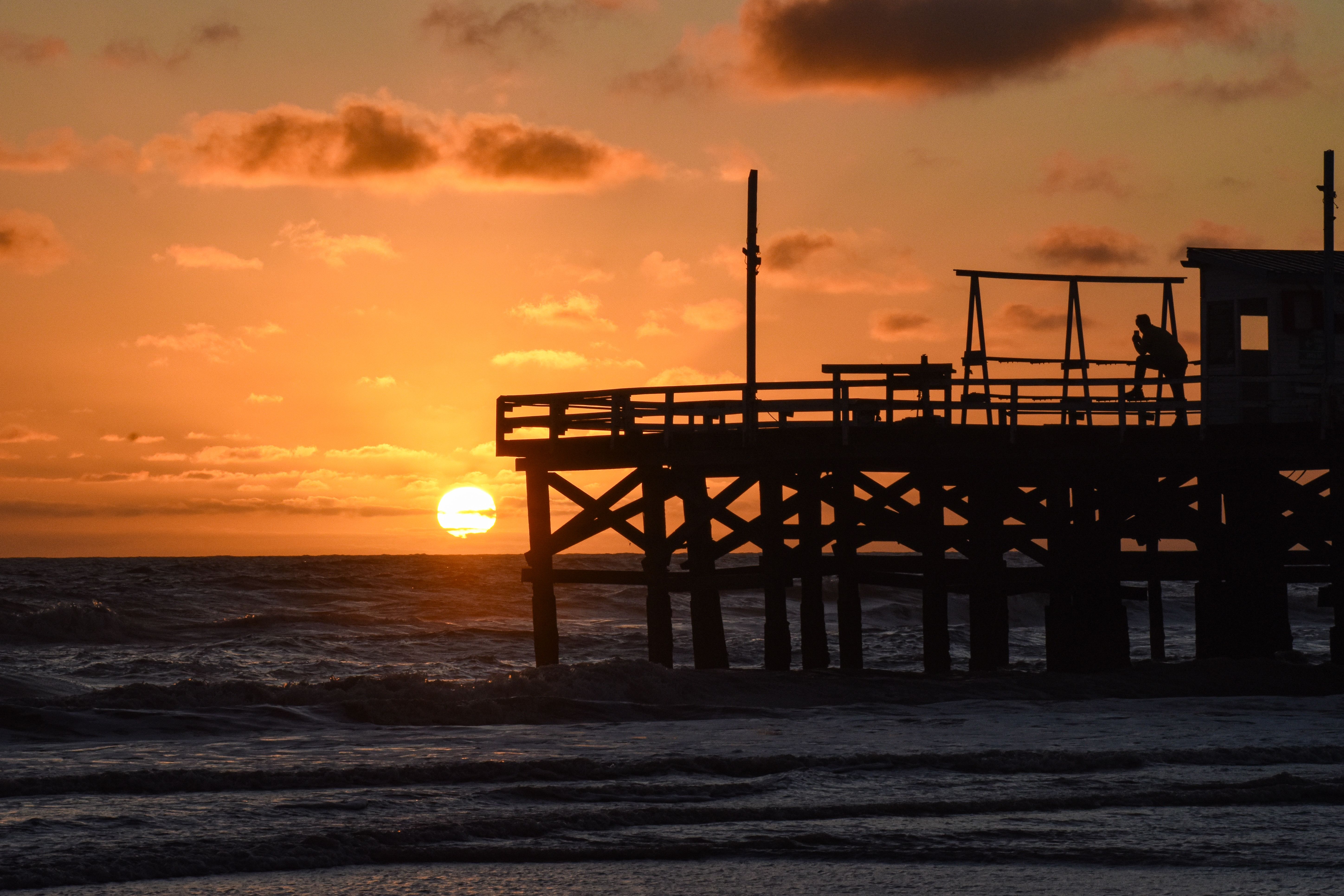 Silueta De Un Muelle Al Atardecer Sobre El Océano · Foto de stock gratuita