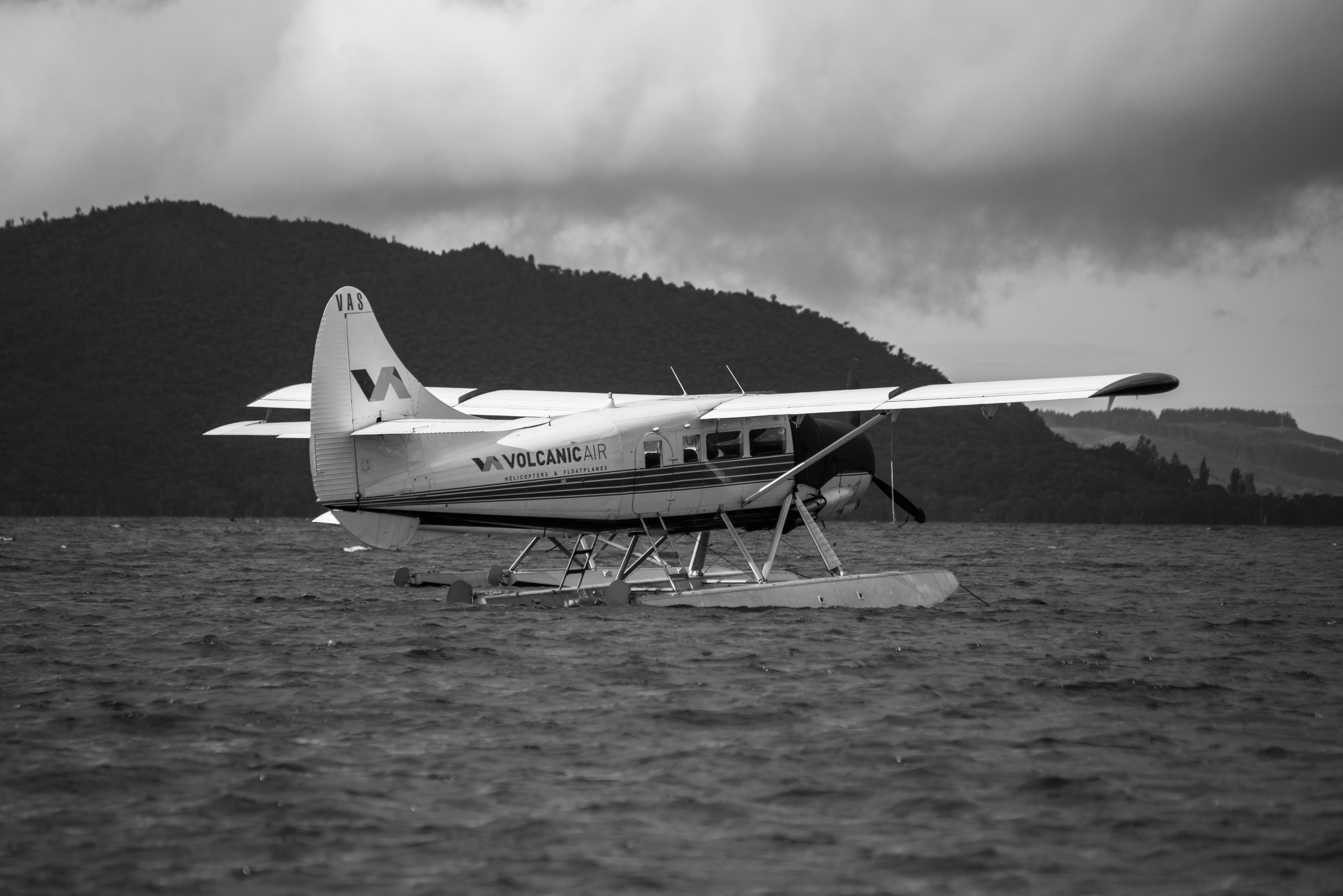Seaplane on Lake with Mountainous Backdrop · Free Stock Photo