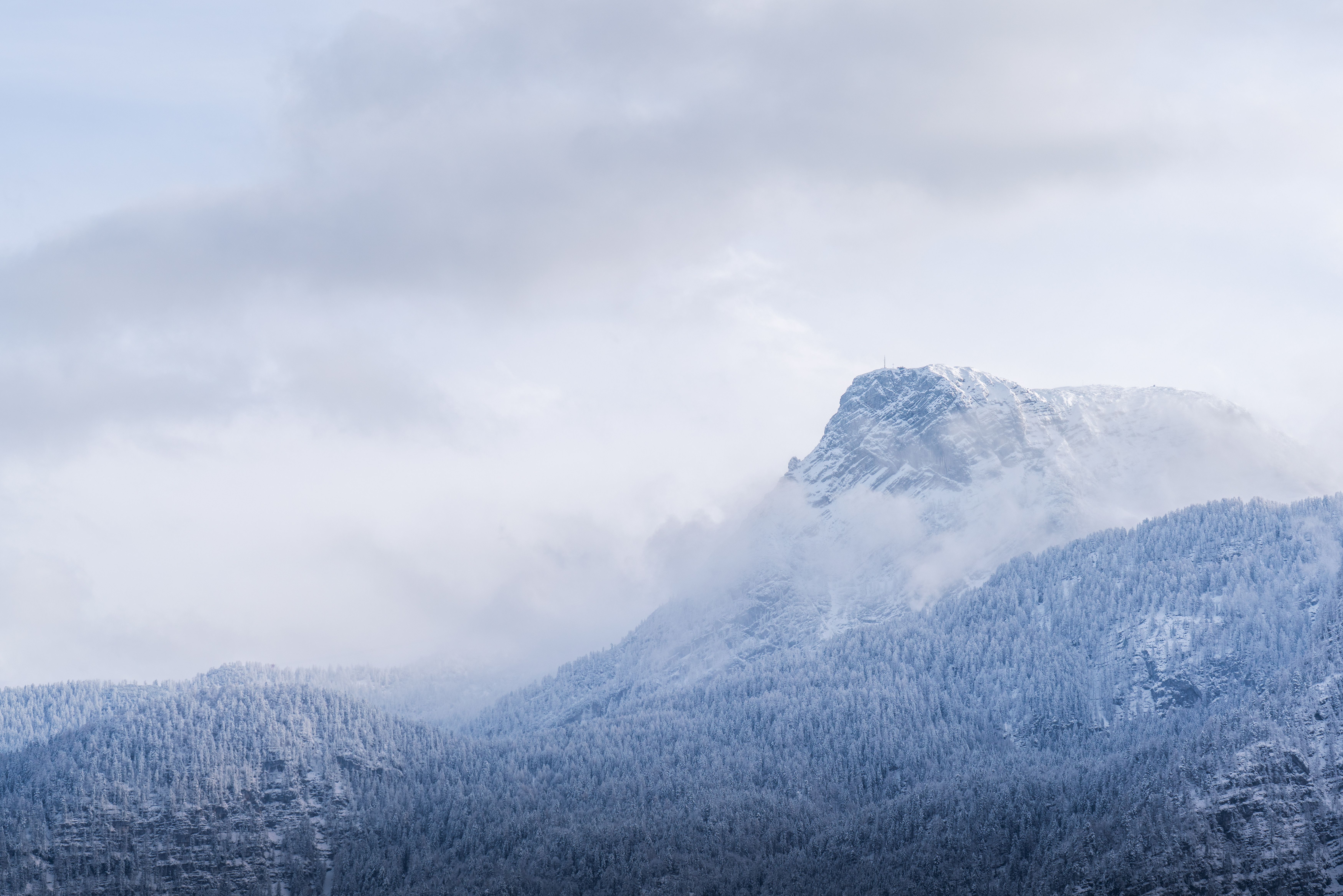 Paisaje Alpino Nevado Y Brumoso · Foto de stock gratuita