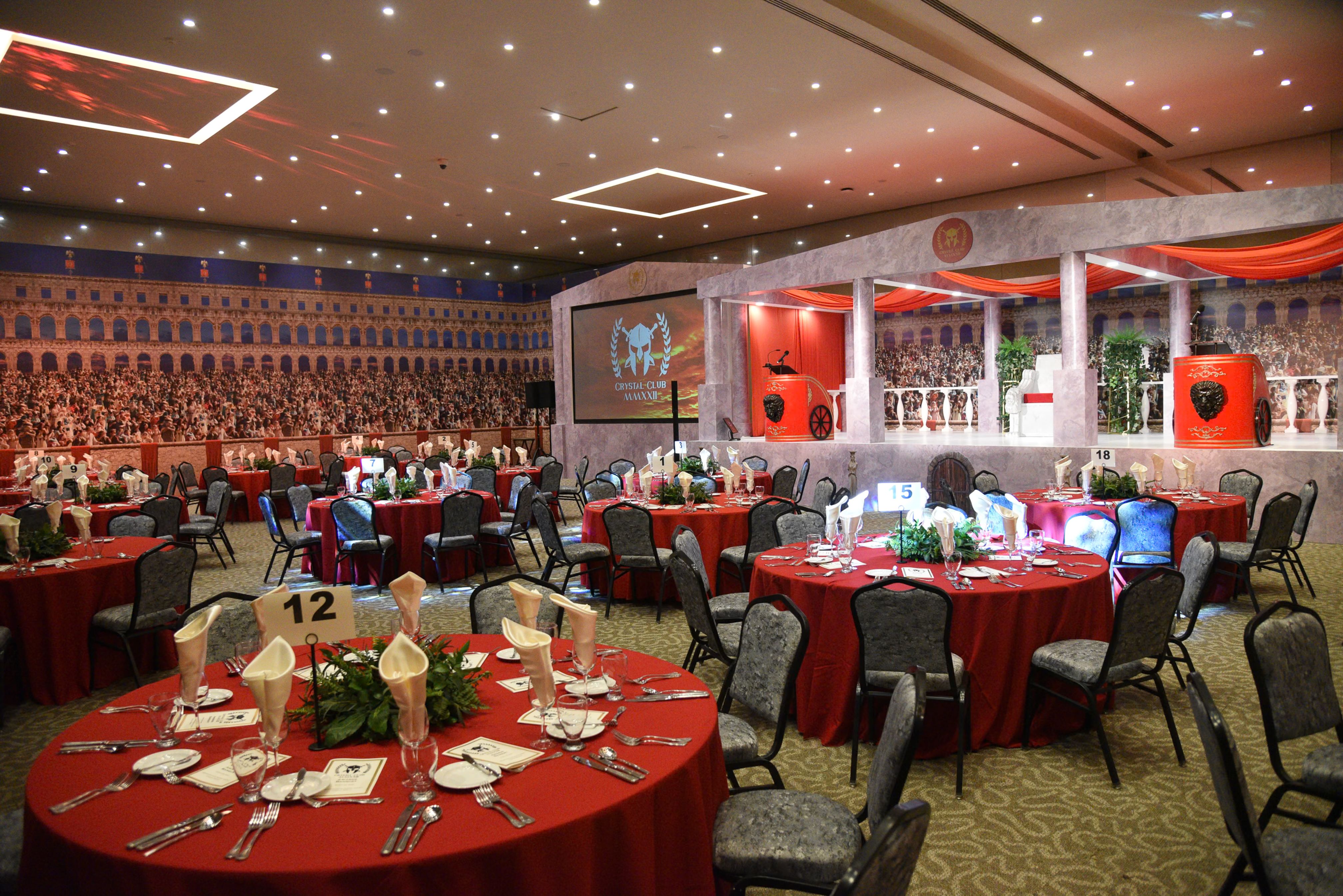 Elegant Roman Themed Event Room Setup · Free Stock Photo