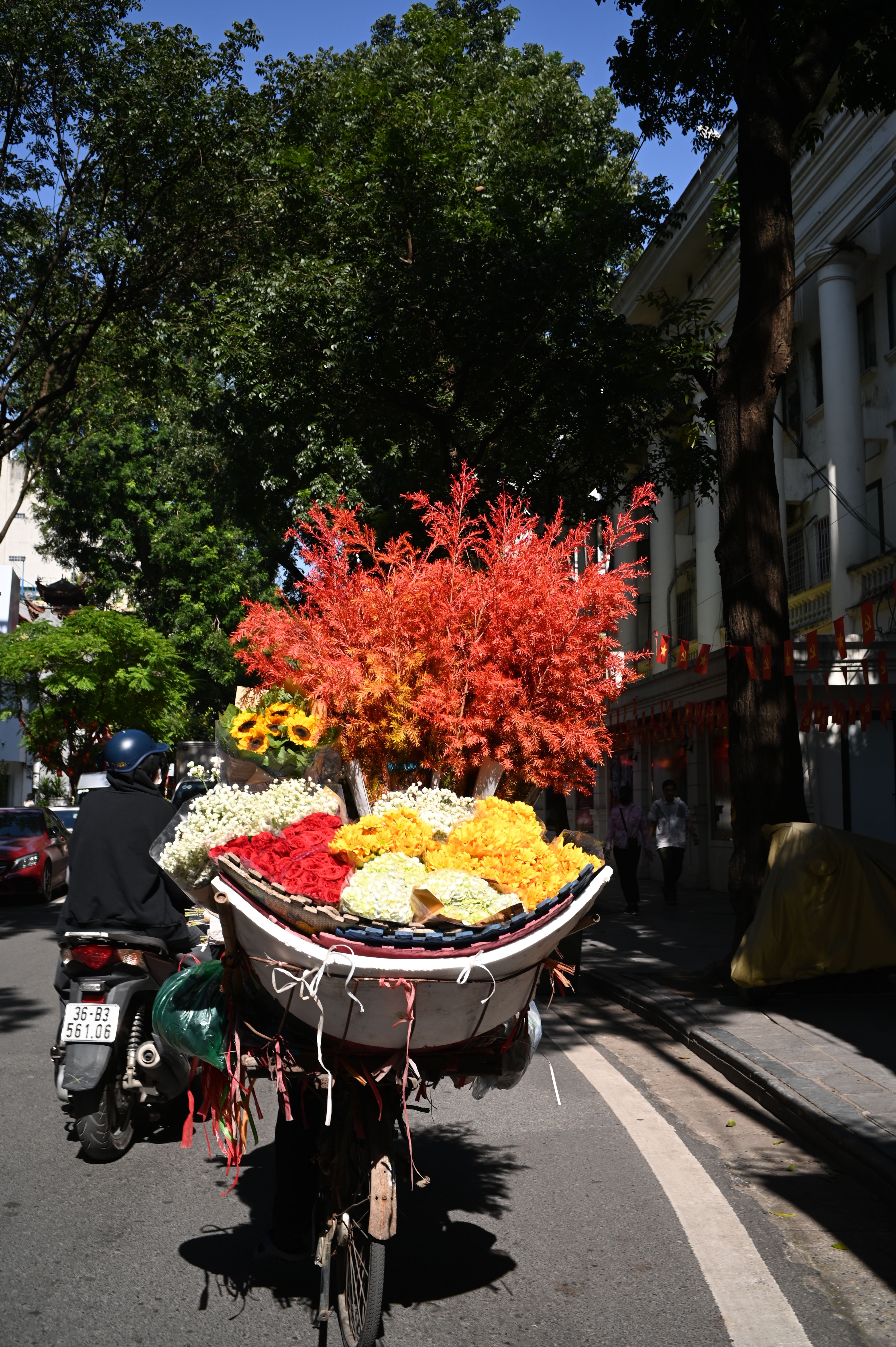 Vibrant Flower Display on Motorcycle in City Street · Free Stock Photo