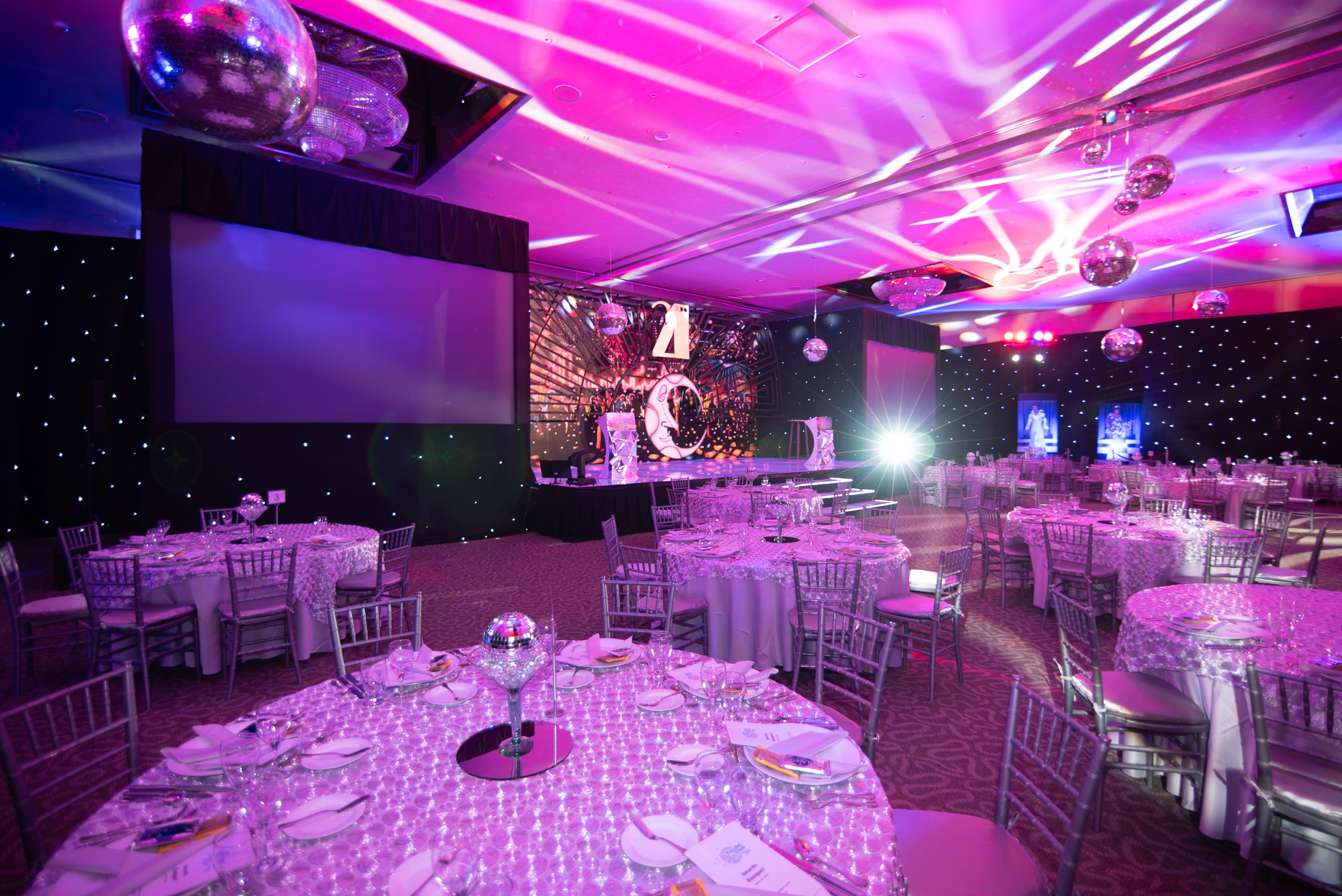 Lavish Event Hall with Elegant Dinner Setup · Free Stock Photo