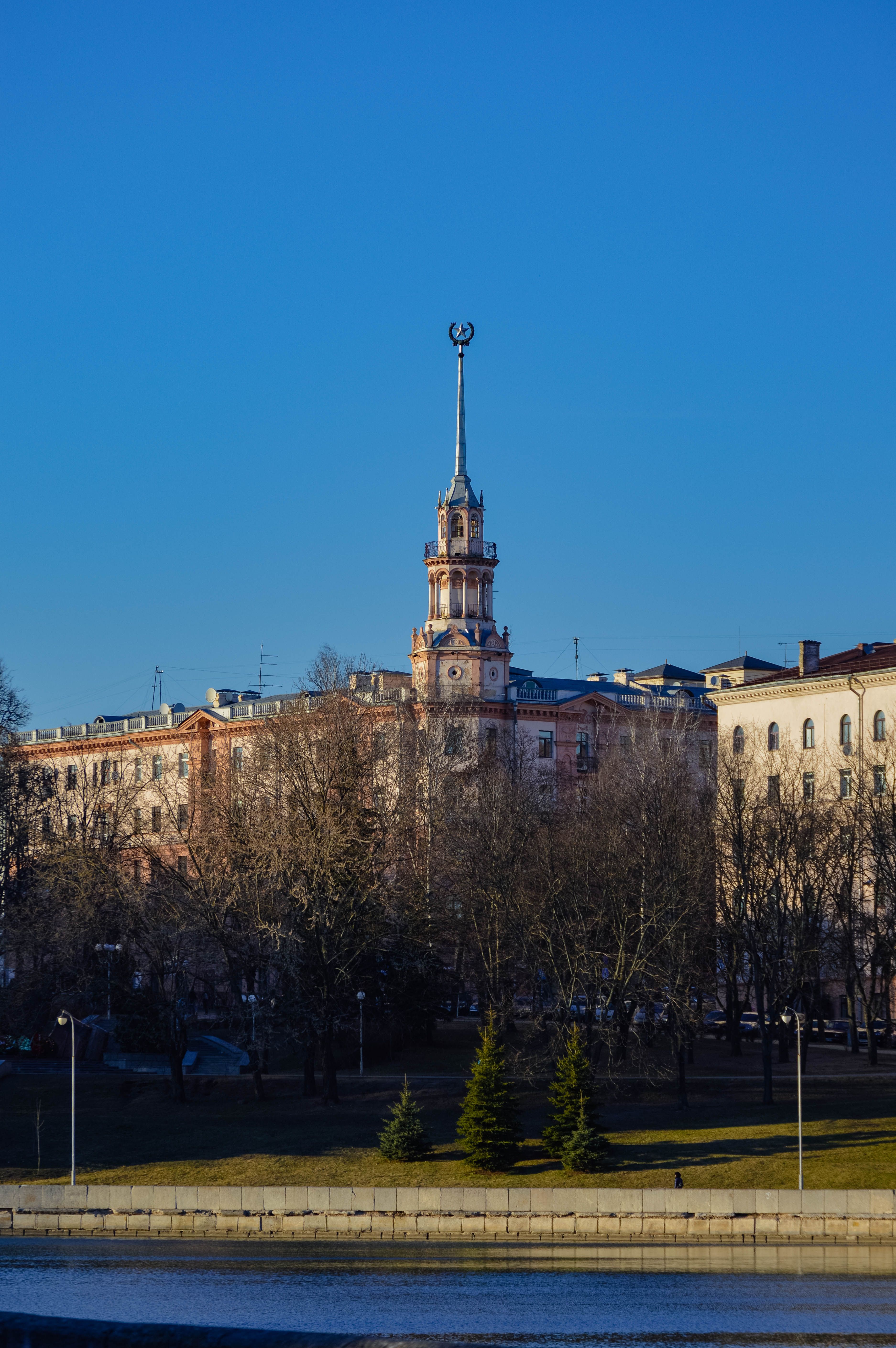 Edificio Histórico En Un Entorno De Parque Urbano · Foto de stock gratuita