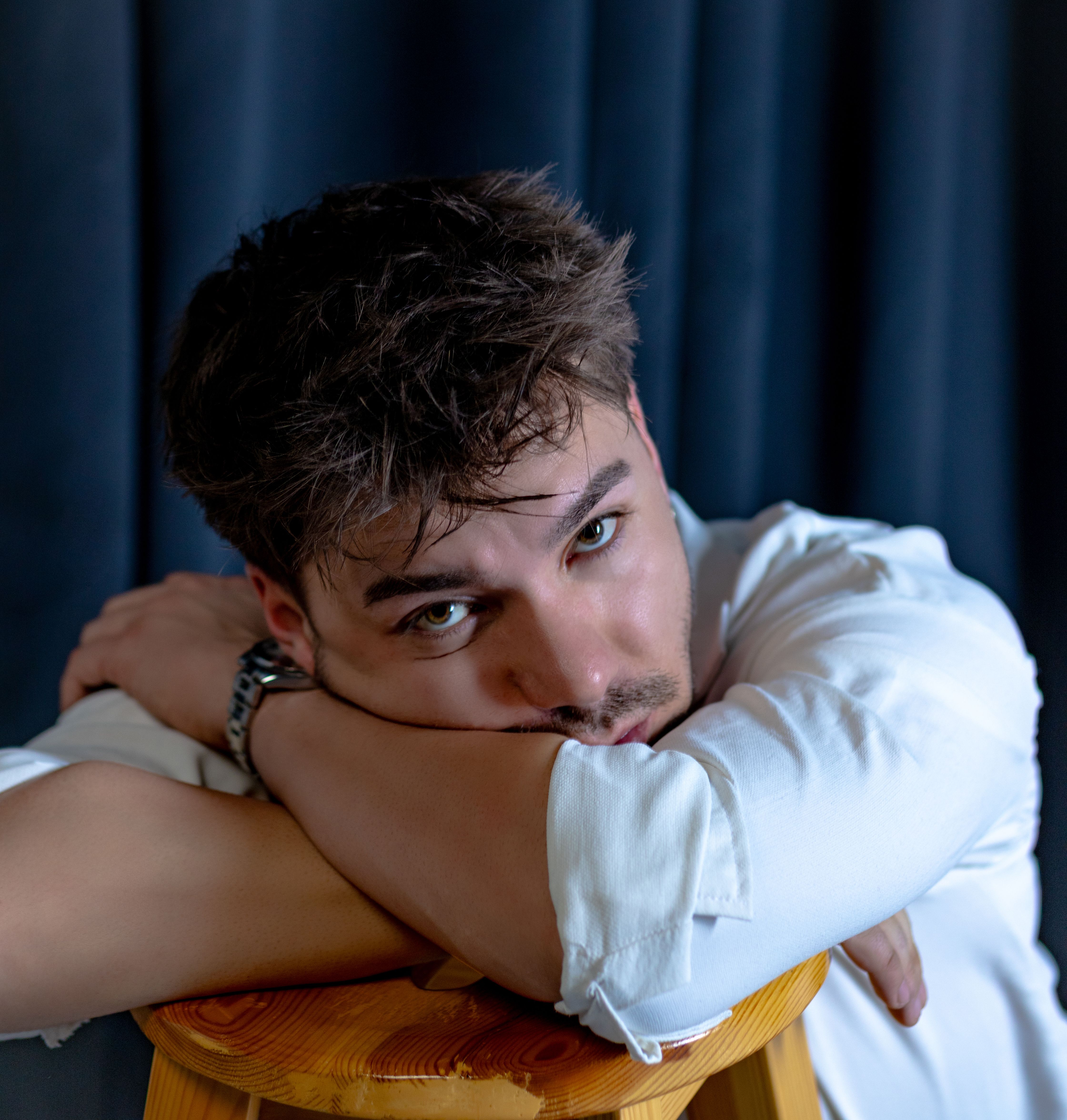 Hombre Guapo Con Camisa Blanca (Beyaz Gömlekli Yakışıklı Adam) O ...