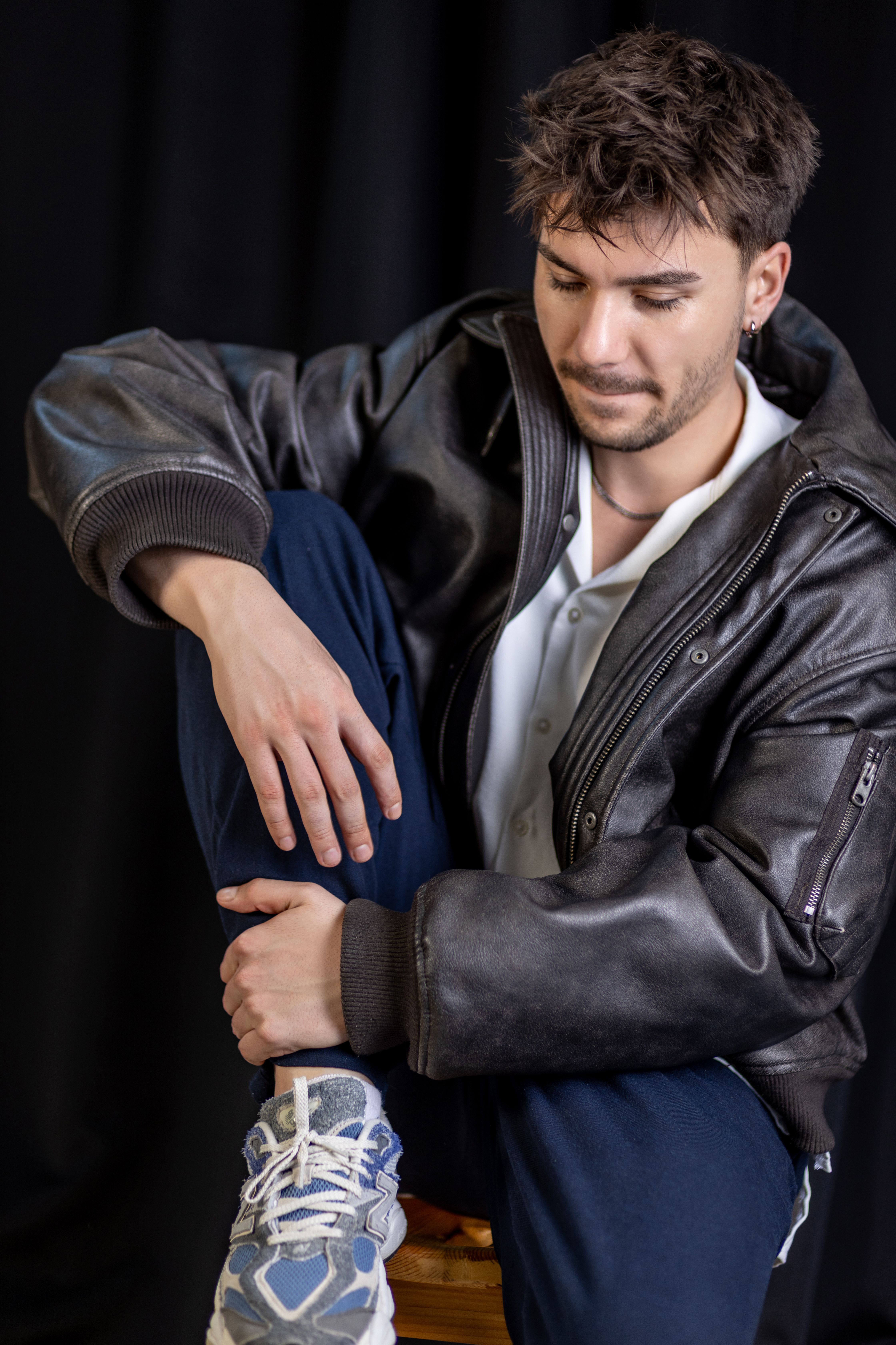 白いシャツを着たハンサムな男性 (Beyaz Gömlekli Yakışıklı Adam) Veya カジュアル スタジオ ポートレート ...