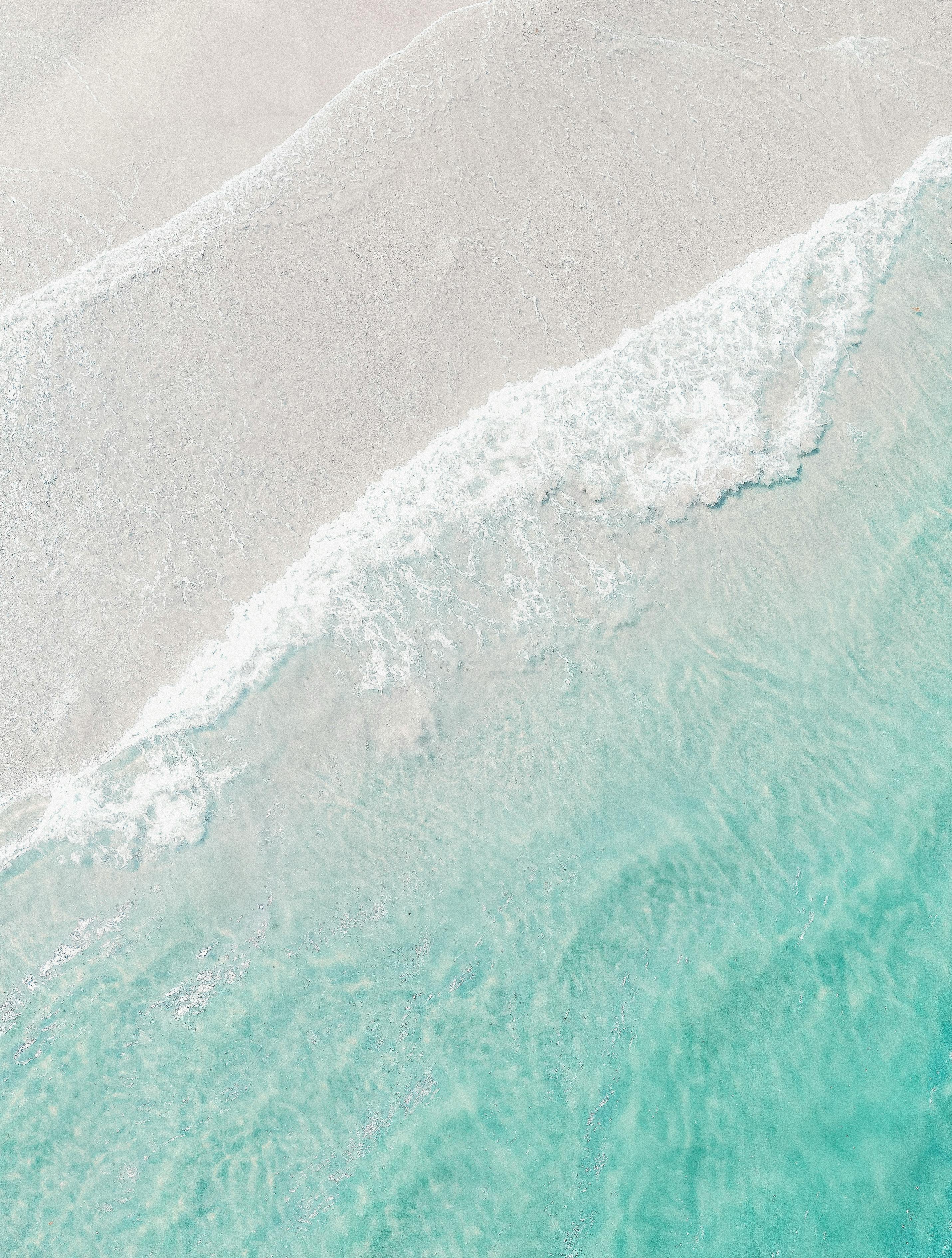 Vista Aérea De Una Playa Prístina Con Olas Turquesas · Foto de stock ...