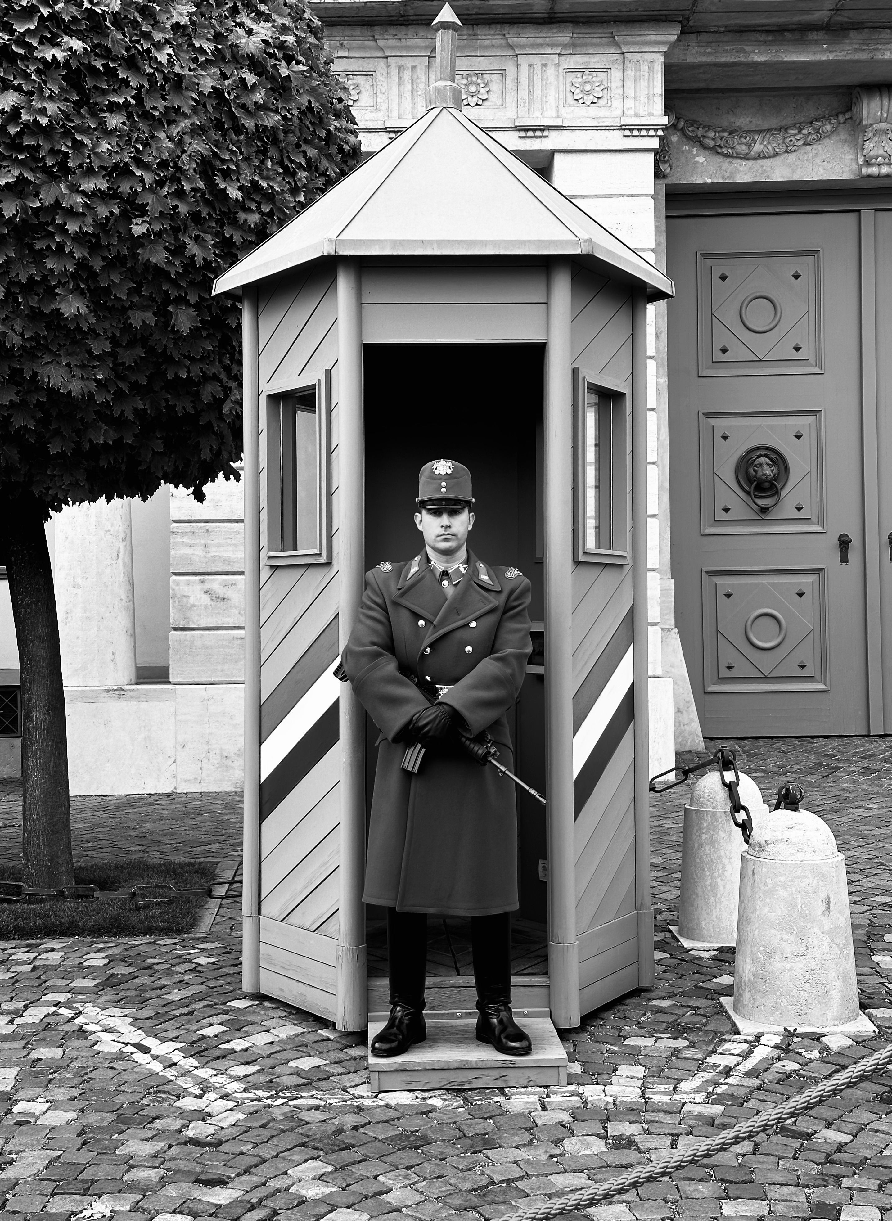 Guardia Con Uniforme Tradicional En El Palacio Real · Foto de stock ...